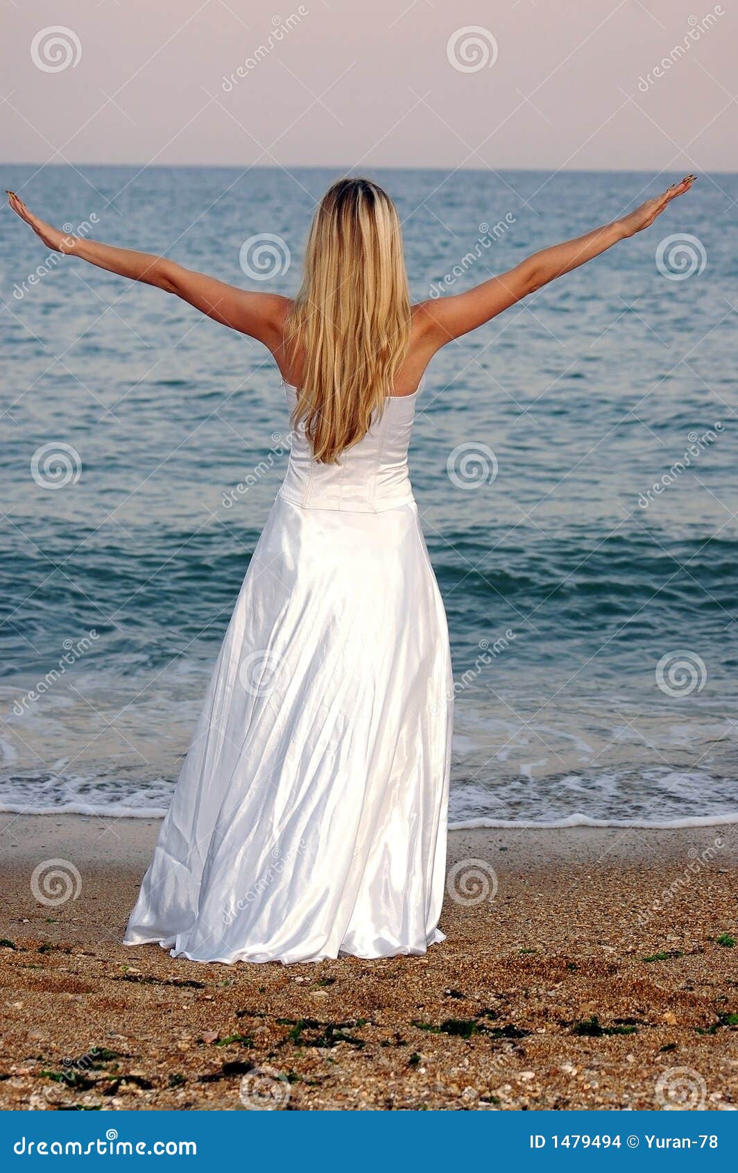 Ragazza Sulla Spiaggia Del Mare Fotografia Stock - Immagine di felice ...