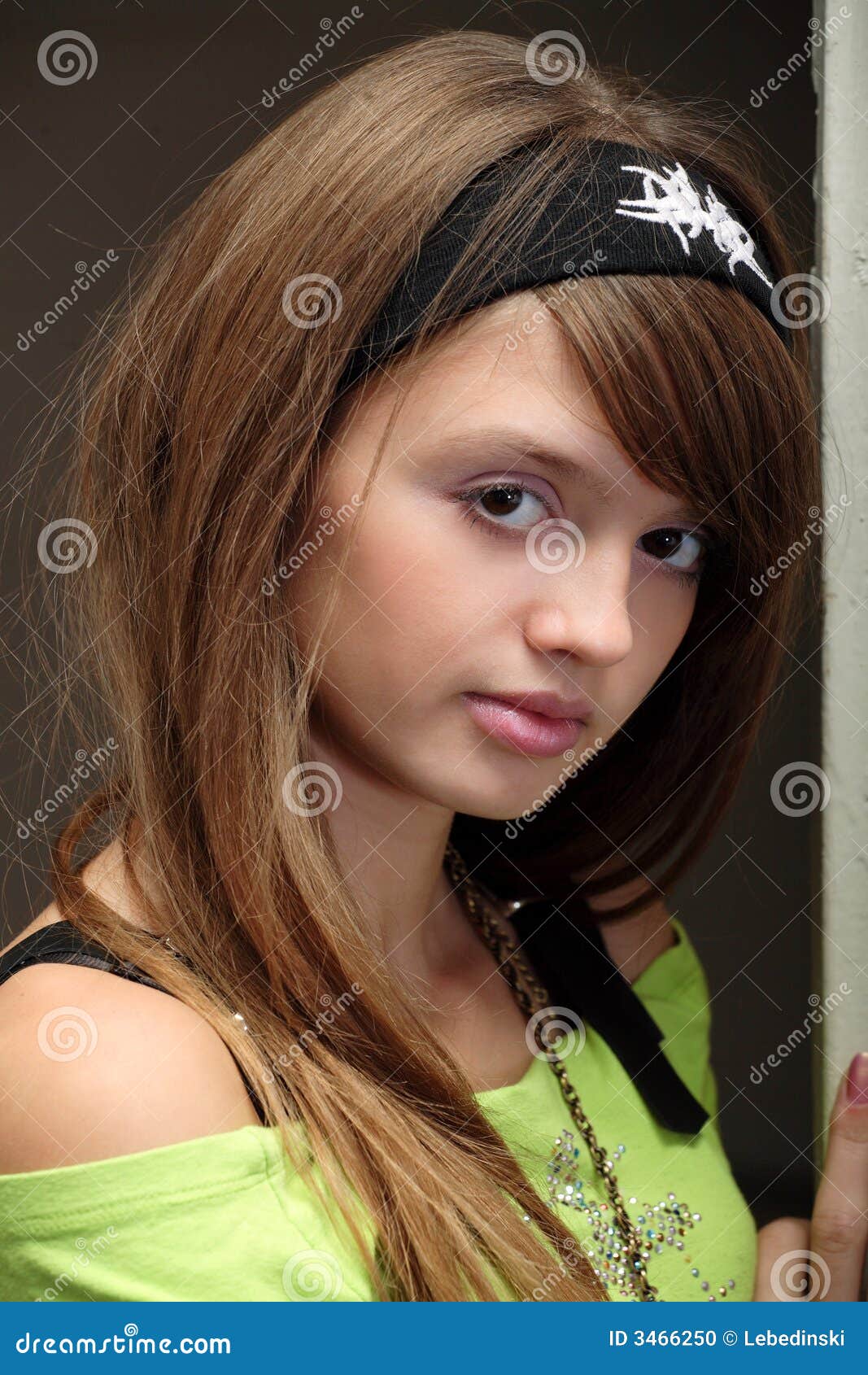 Ragazza teenager alla moda fotografia stock. Immagine di fashionable ...