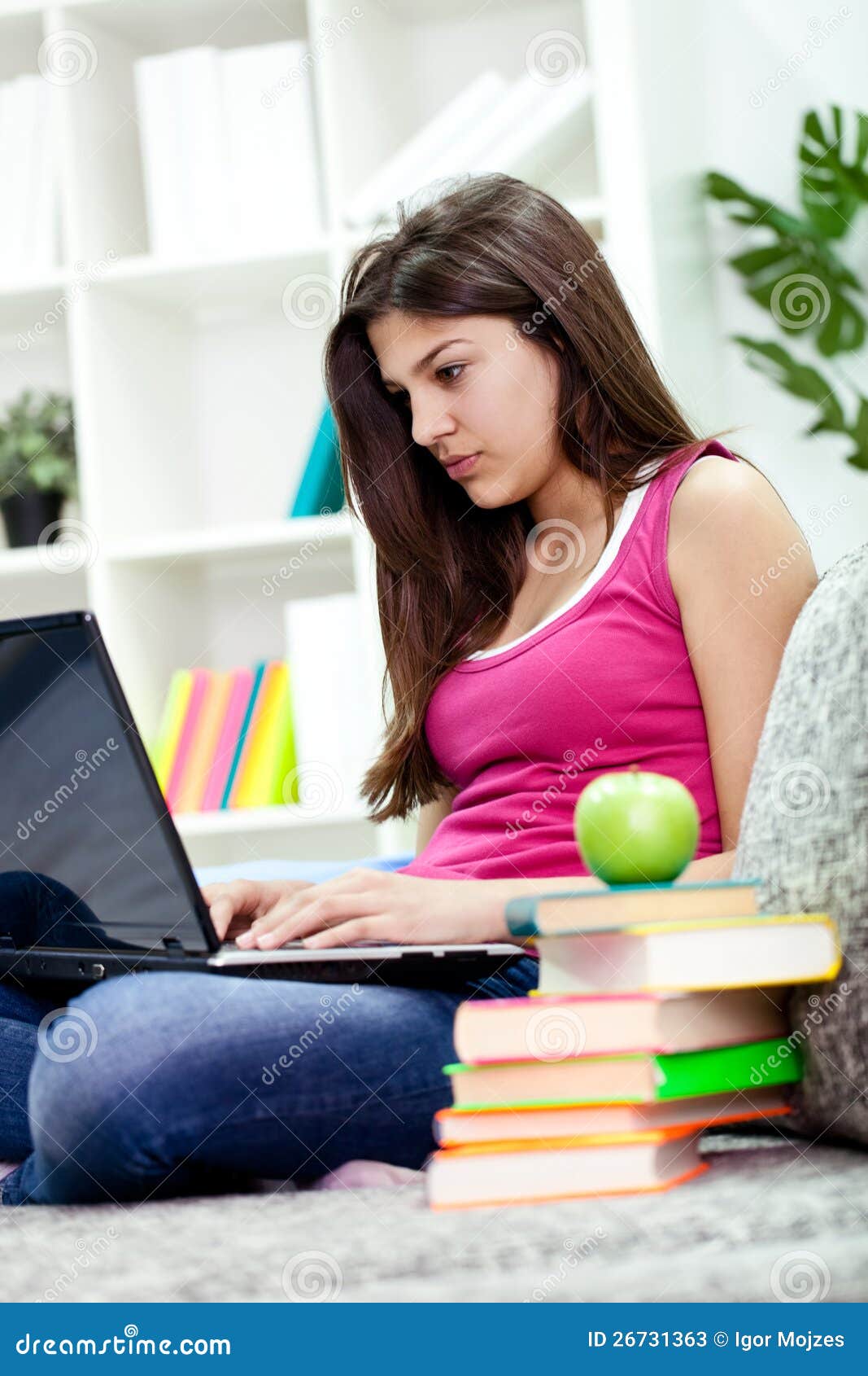 Ragazza Teenager Con Il Computer Portatile Immagine Stock - Immagine di ...