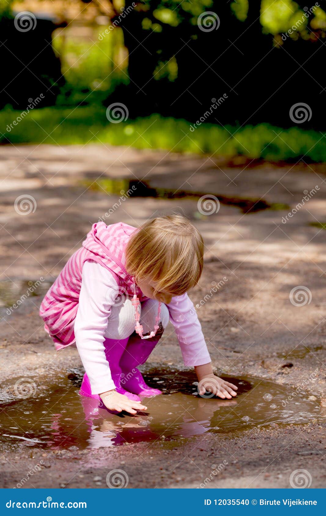Ragazza in una pozza fotografia stock. Immagine di magenta - 12035540