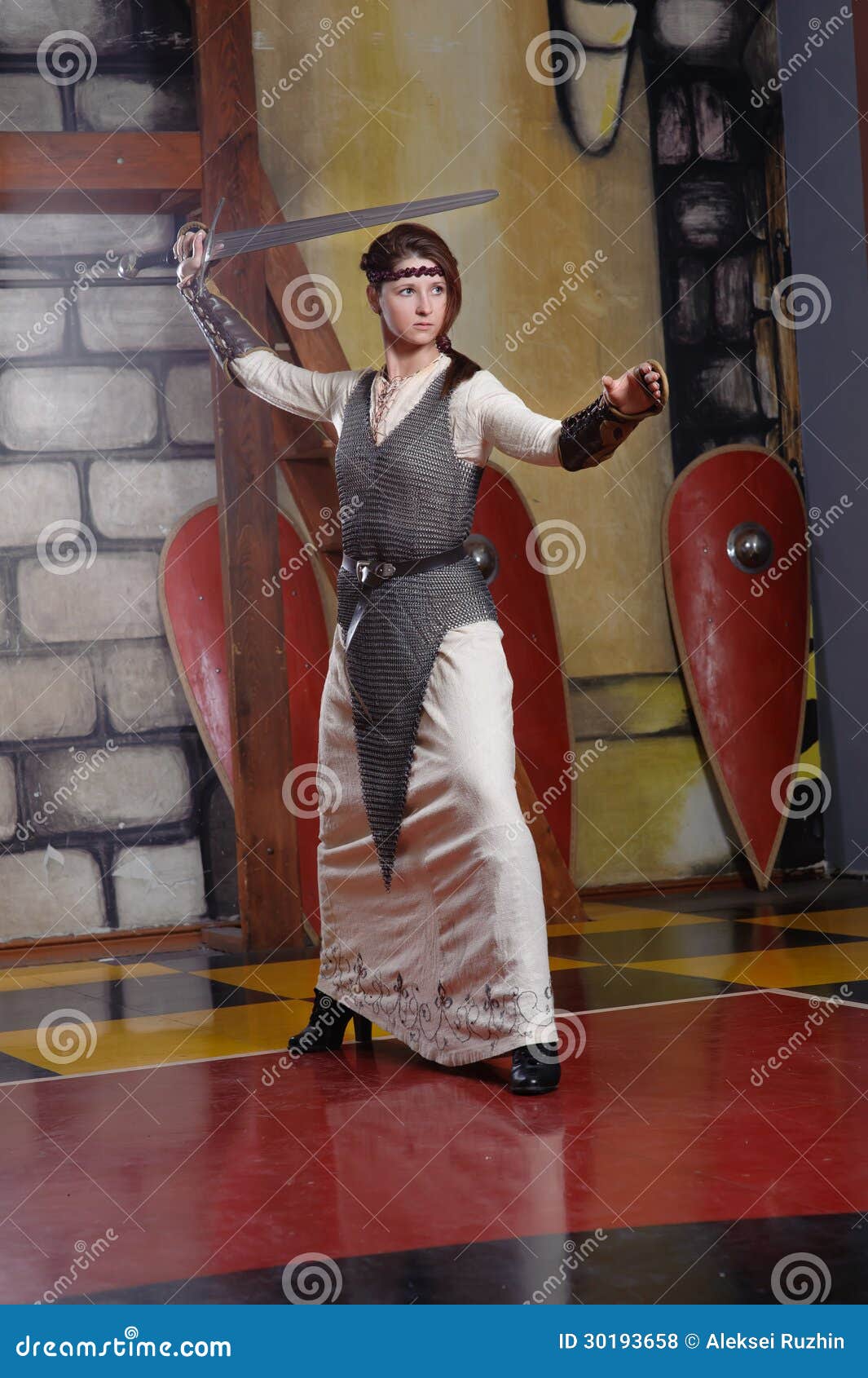 Ragazza Del Cavaliere Con La Lama Lunga Fotografia Stock - Immagine di ...