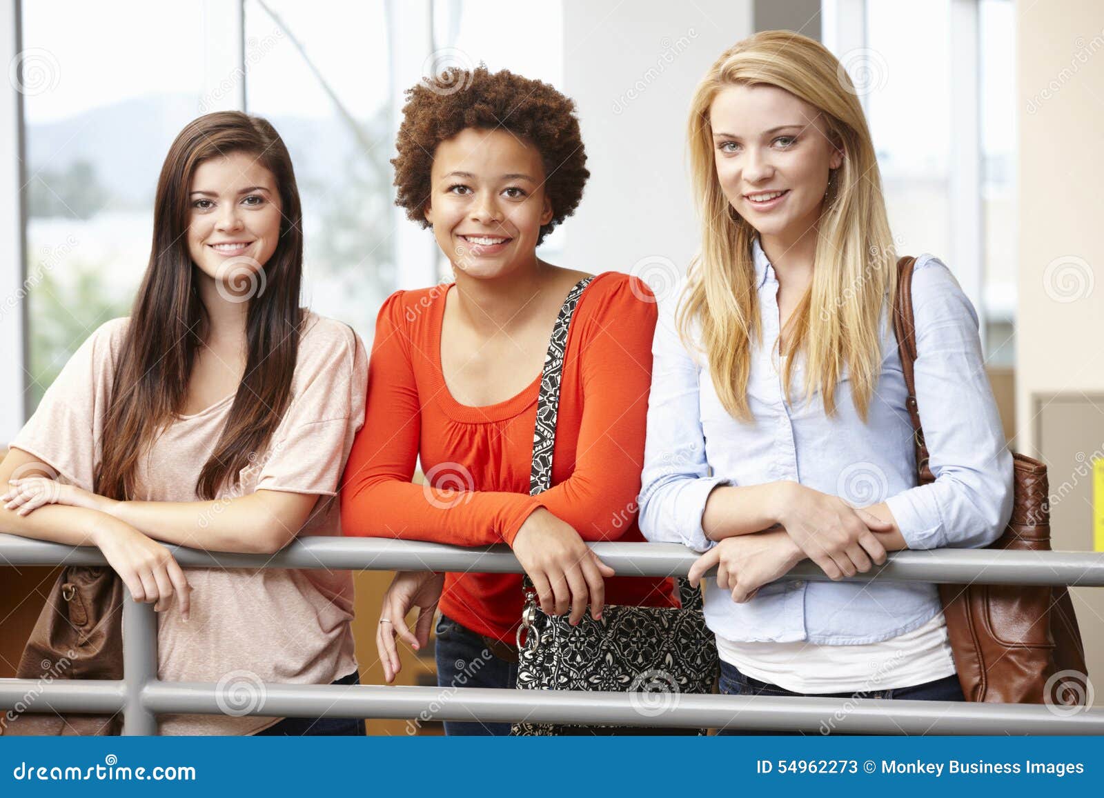 Ragazze Adolescenti Dello Studente All'interno Immagine Stock ...