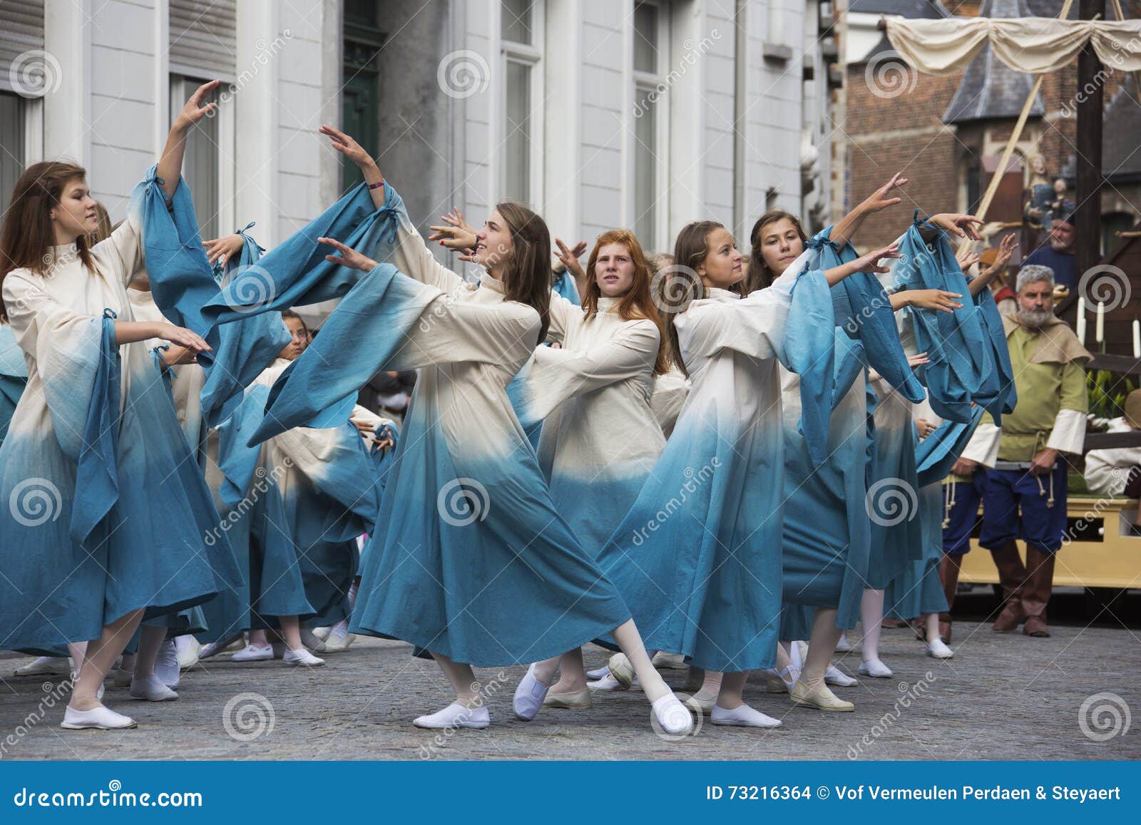 Ragazze Che Ballano Nella Parata Immagine Stock Editoriale - Immagine ...