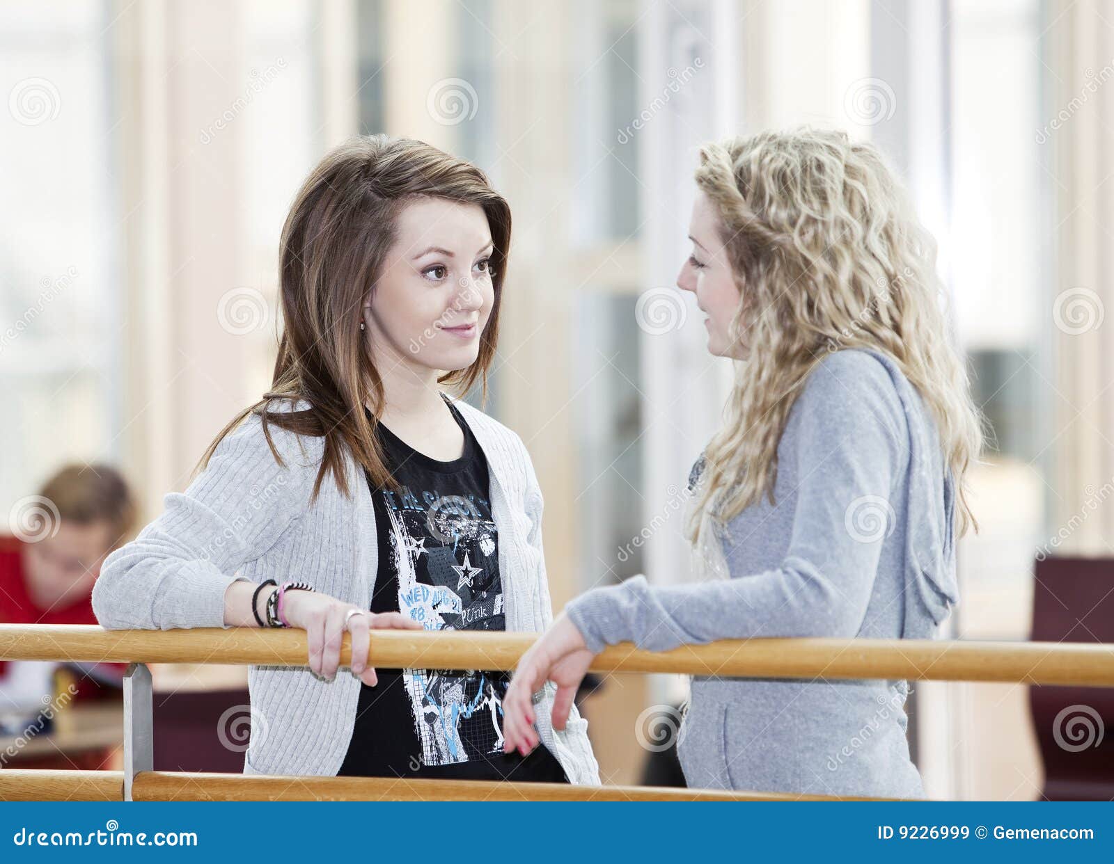 Ragazze che comunicano due immagine stock. Immagine di comunicazione ...