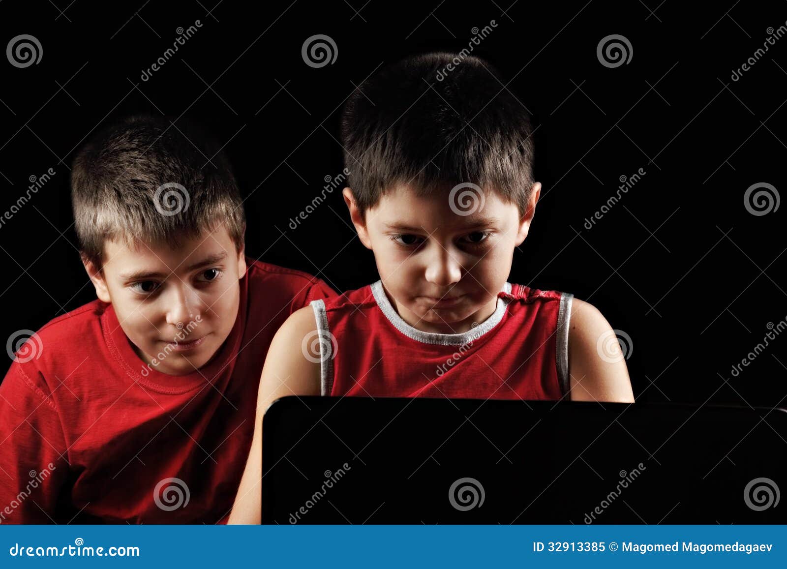 Ragazzi Al Computer Portatile Immagine Stock - Immagine di concentrato ...