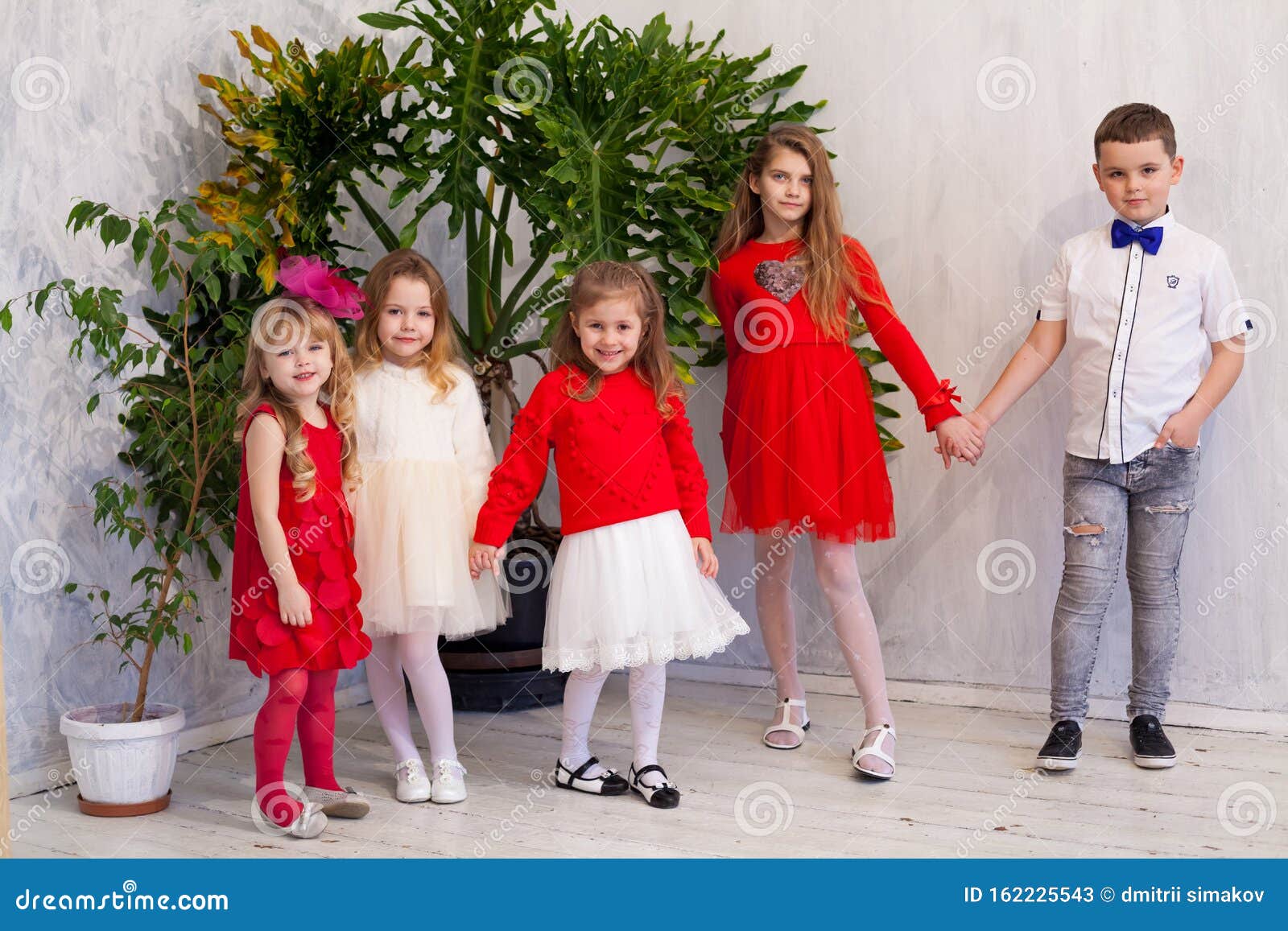 Ragazzi Amici Per Un Compleanno All'interno Della Stanza Bianca ...