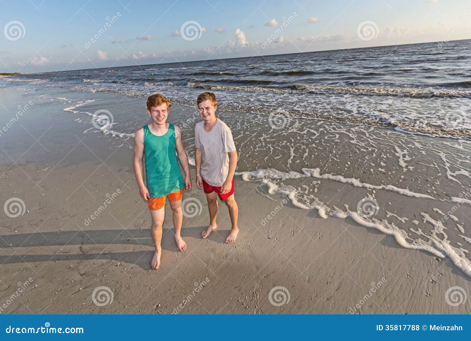 Ragazzi bei alla spiaggia fotografia stock. Immagine di attraente ...