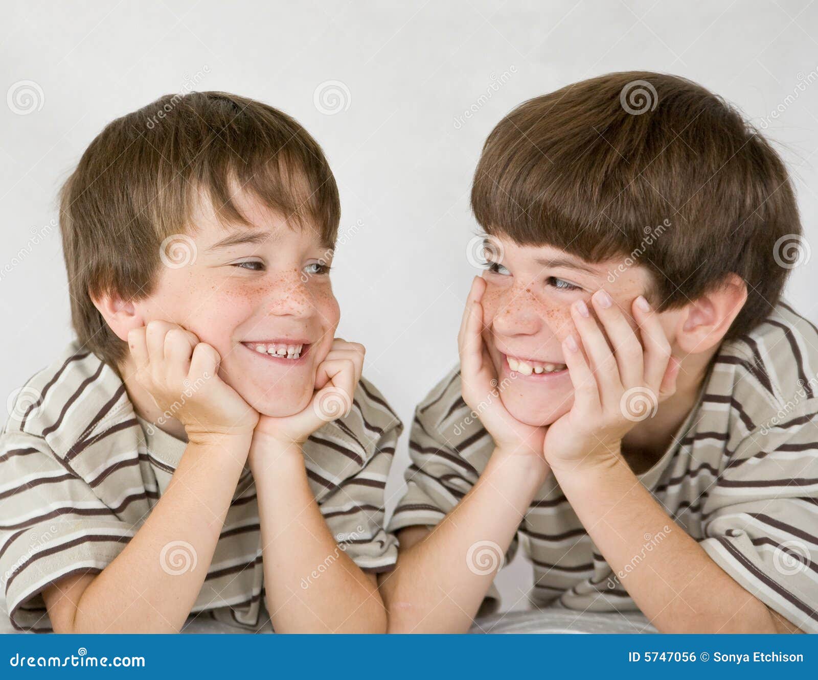 Ragazzi che ridono insieme fotografia stock. Immagine di famiglie - 5747056