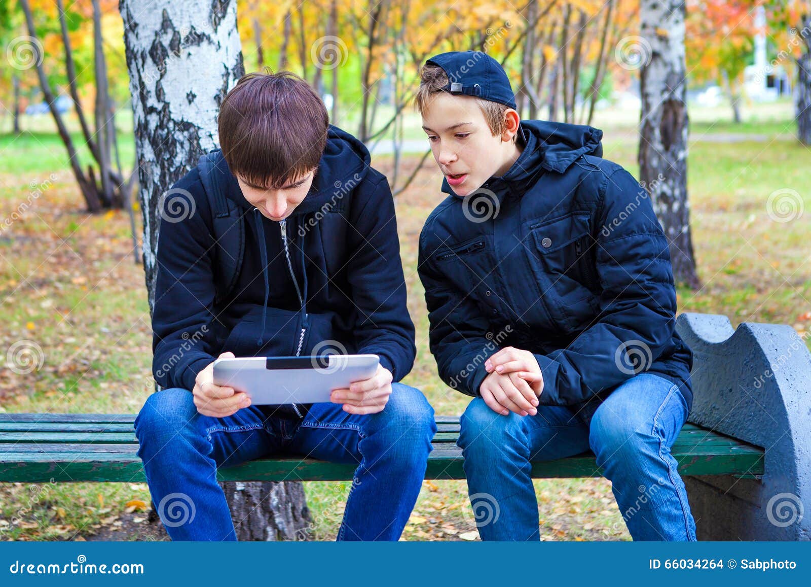 Ragazzi Con La Compressa All'aperto Fotografia Stock - Immagine di ...