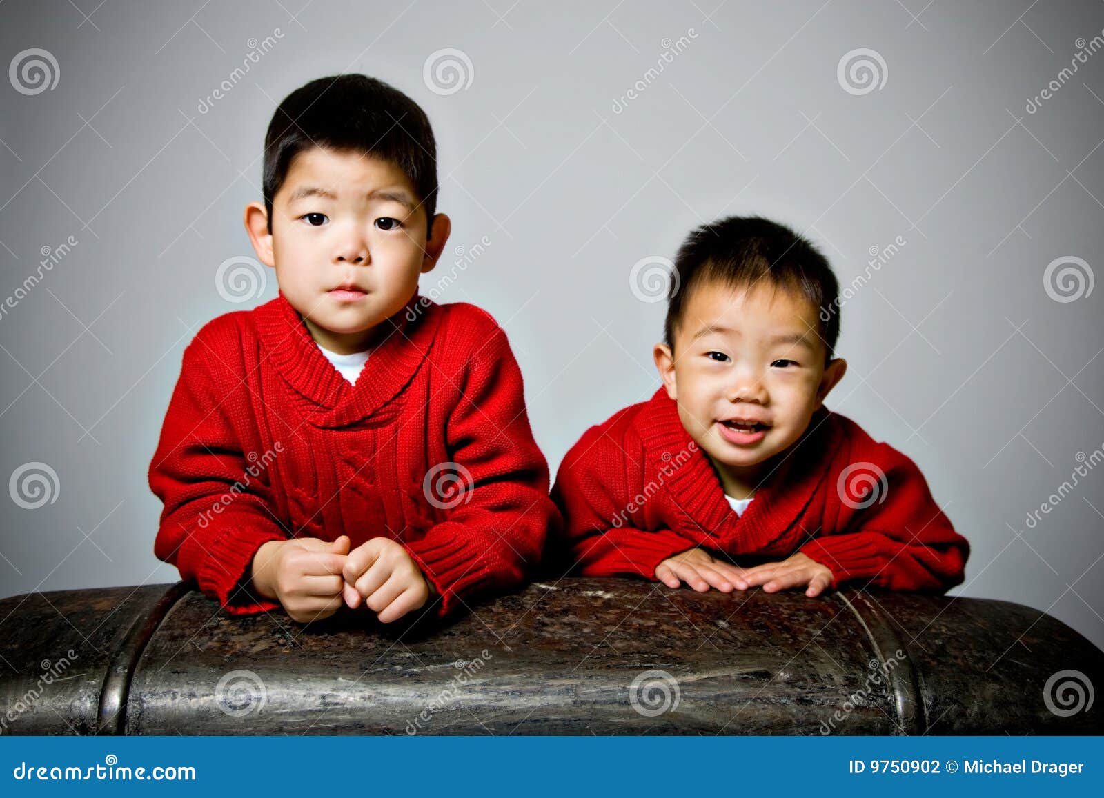 Ragazzi coreani fotografia stock. Immagine di serio, felice - 9750902