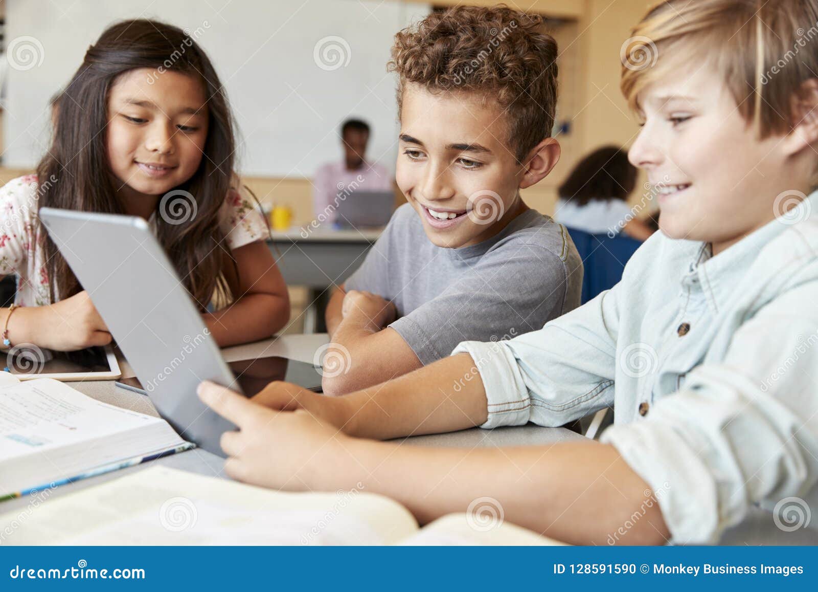 Ragazzi Della Scuola Elementare Che Utilizzano Il Computer Della ...