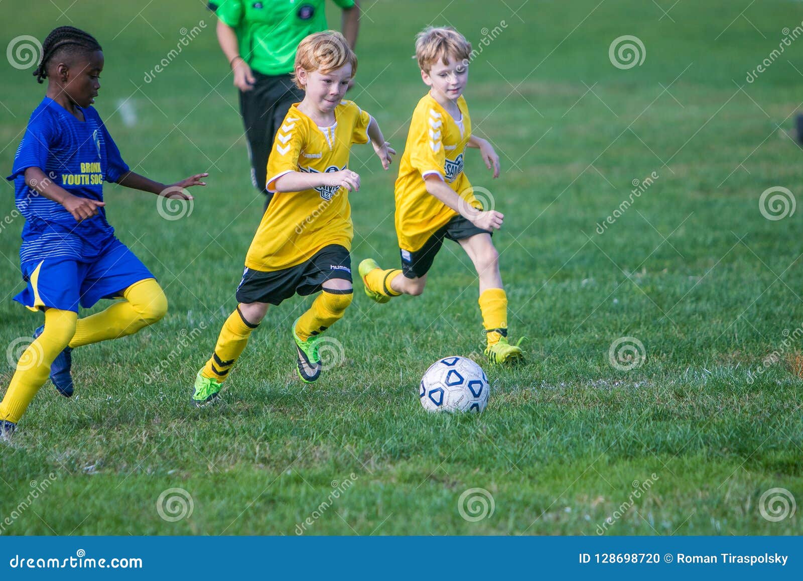 Ragazzi In Due Gruppi Che Giocano Un Gioco Di Calcio Immagine ... Ragazzi In Due Gruppi Che Giocano Un Gioco Di Calcio Immagine ...