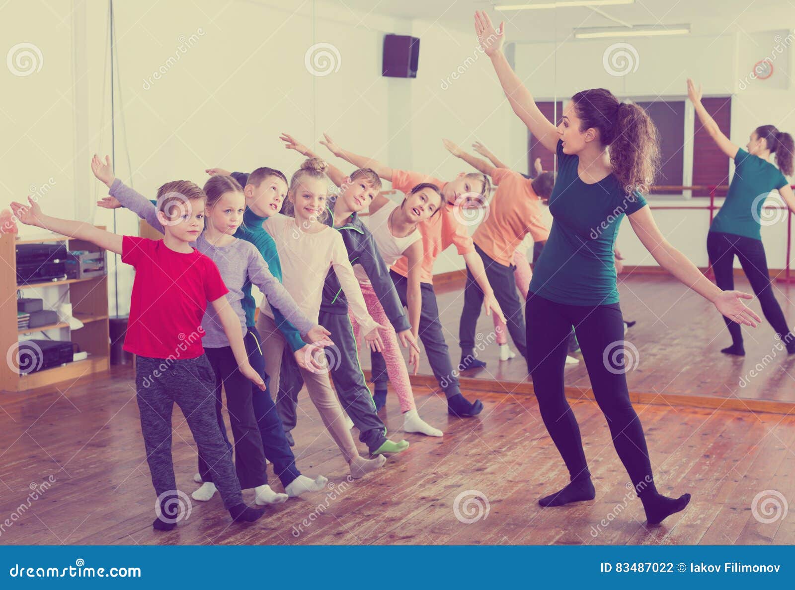 Ragazzi E Ragazze Che Studiano Ballo Del Contemp Fotografia Stock ...