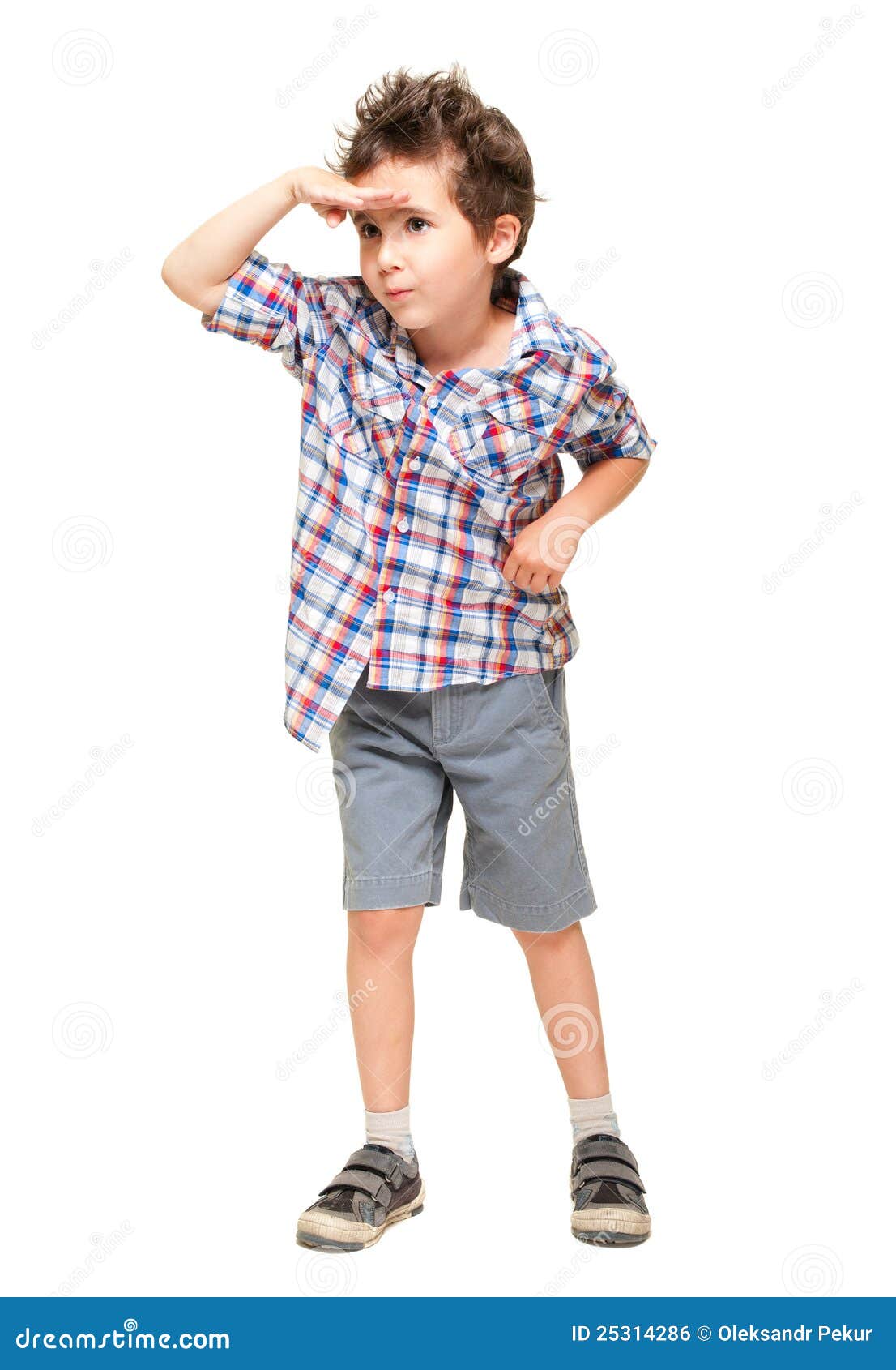 Ragazzino Che Cerca Con La Mano Della Visiera Fotografia Stock ...