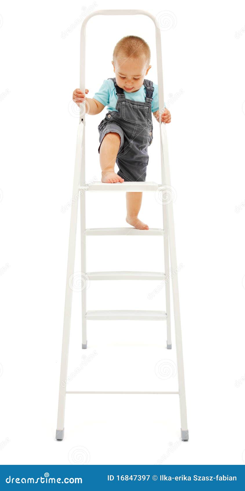 Ragazzino Che Si Arrampica in Su Sulla Scaletta Immagine Stock ...