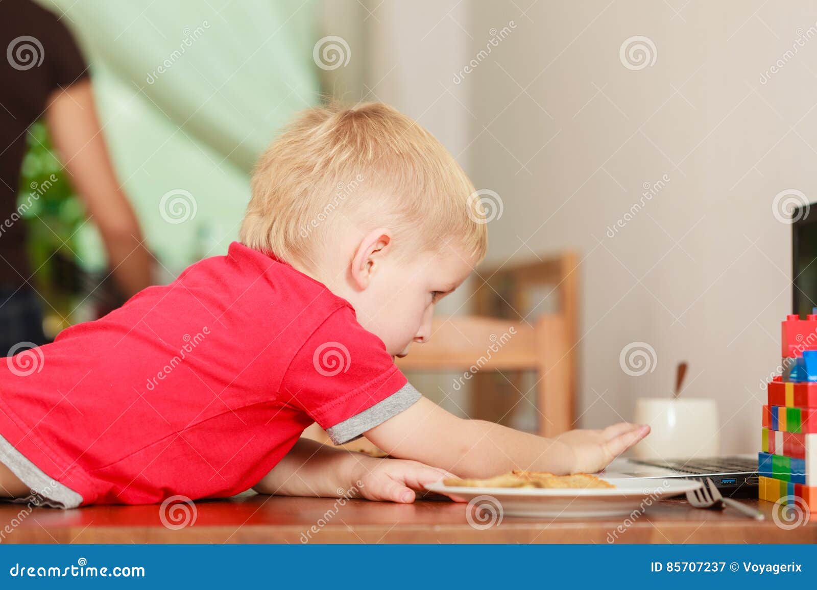 Ragazzino Che Usando Giocare Del Computer Portatile Immagine Stock ...