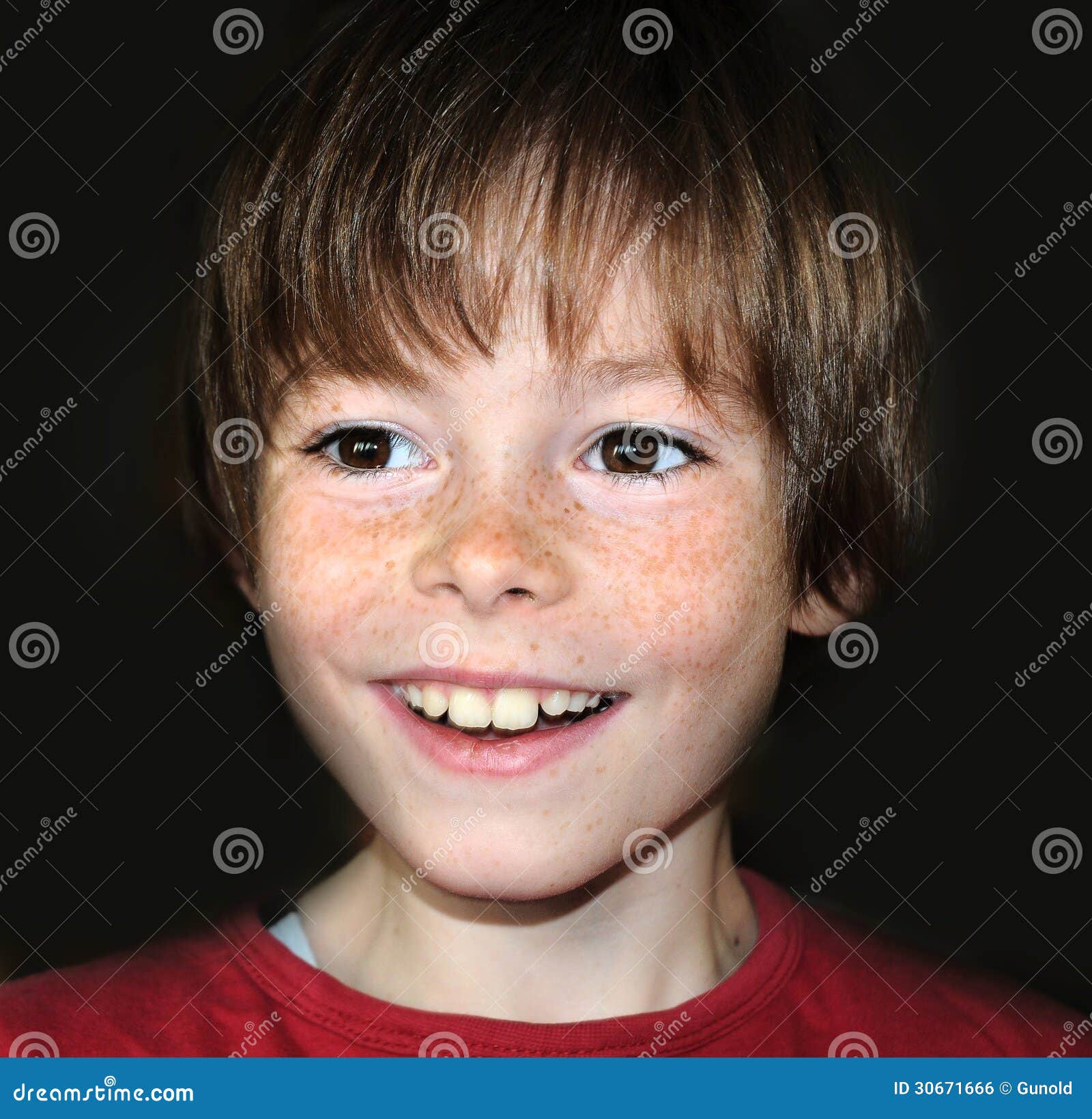 Ragazzino felice fotografia stock. Immagine di sorridere - 30671666