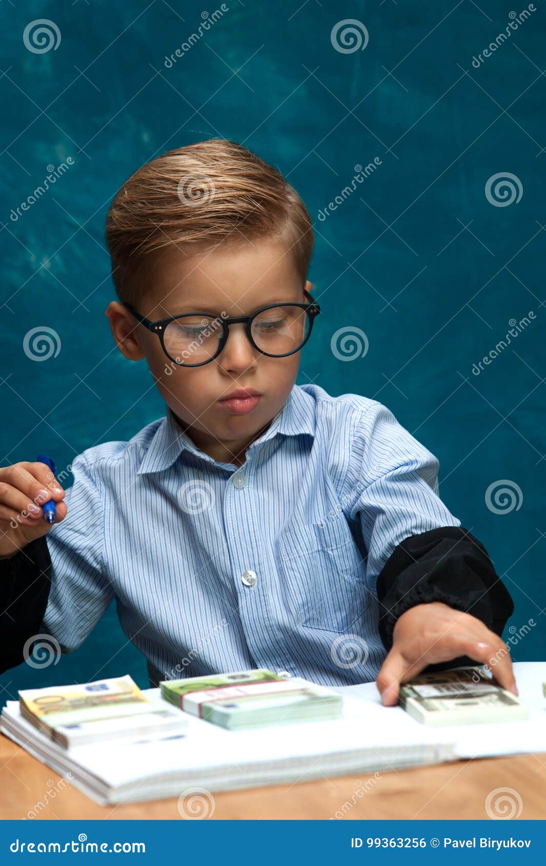 Ragazzo Alla Moda Con Gli Occhiali Che Imita Uomo D Affari Fotografia Stock Immagine Di Nero