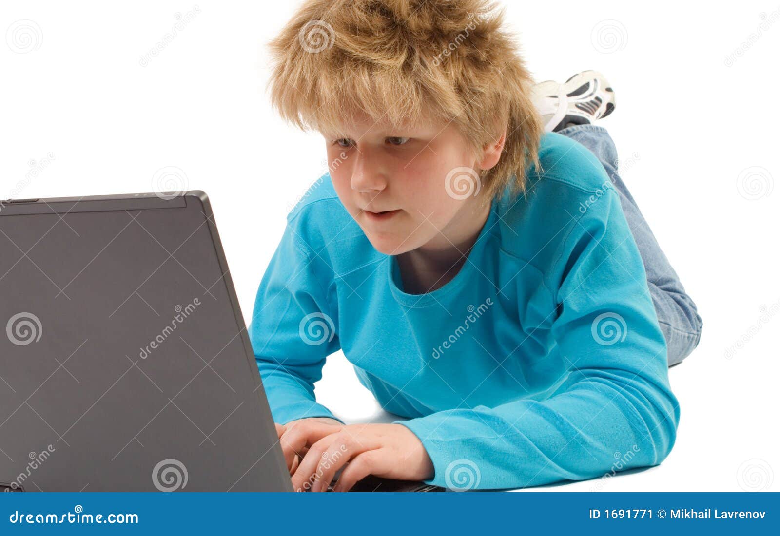 Ragazzo Biondo Che Lavora Con Il Computer Portatile Immagine Stock ...