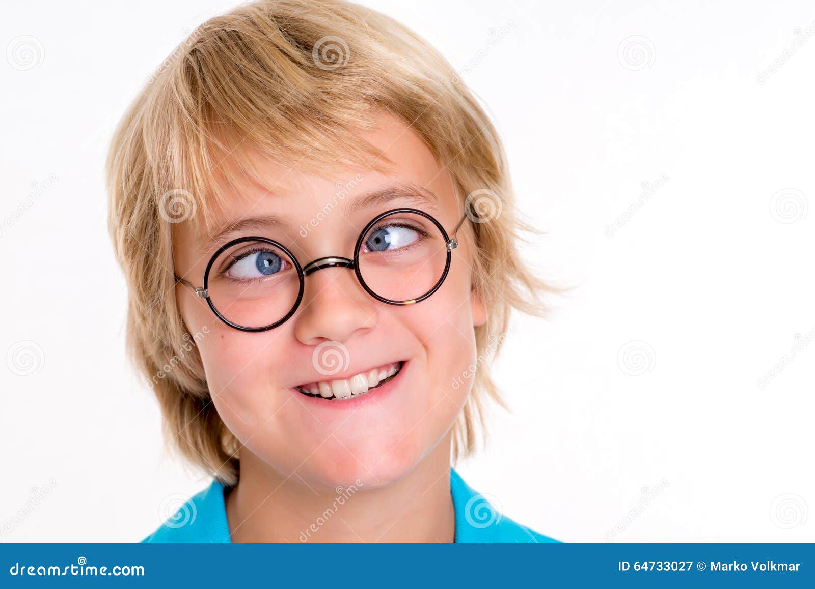 Ragazzo biondo strabico immagine stock. Immagine di osservare - 64733027