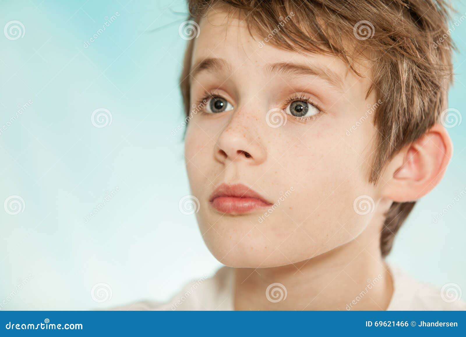 Ragazzo Che Ascolta E Che Guarda Con Lo Spazio Della Copia Fotografia ...