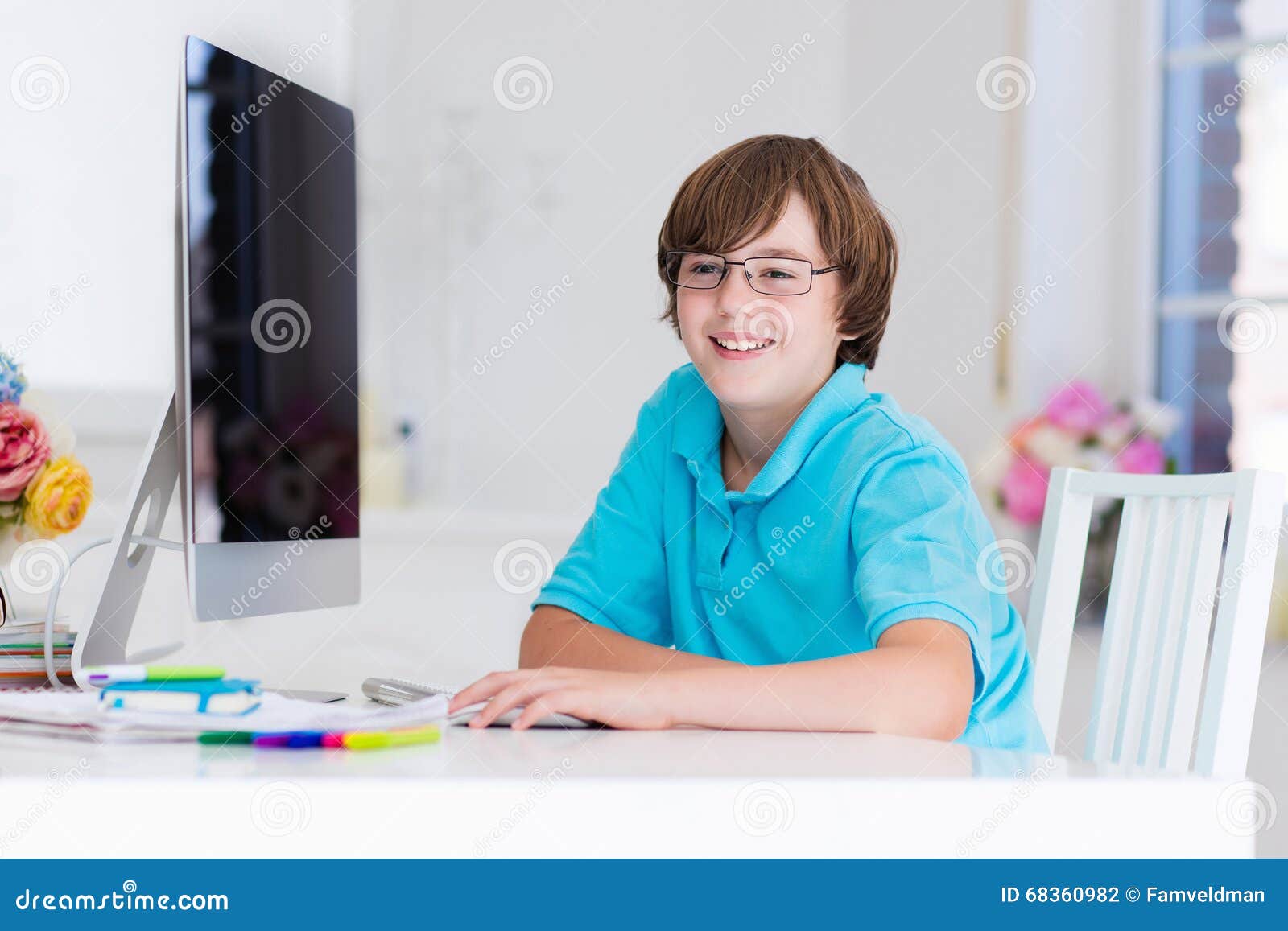 Ragazzo Che Fa Compito Con Il Computer Moderno Fotografia Stock ...