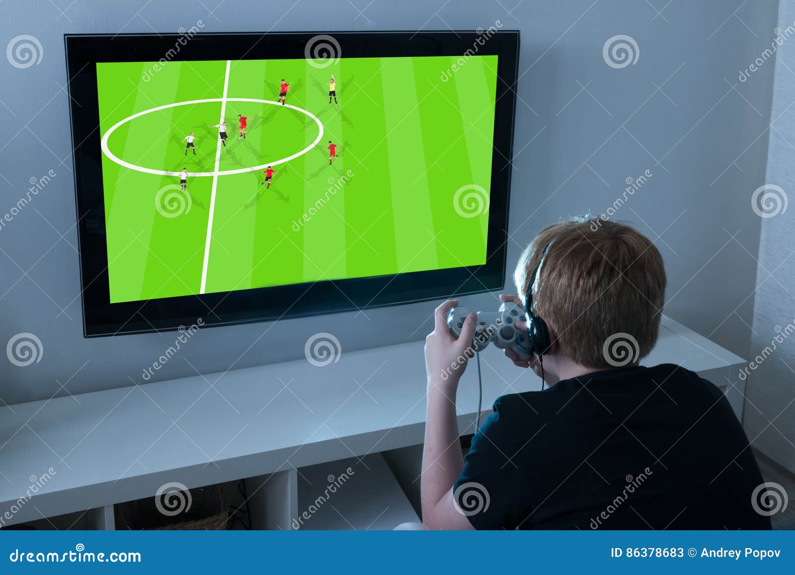 Ragazzo Che Gioca a Calcio Videogioco Sulla Televisione Immagine Stock ...