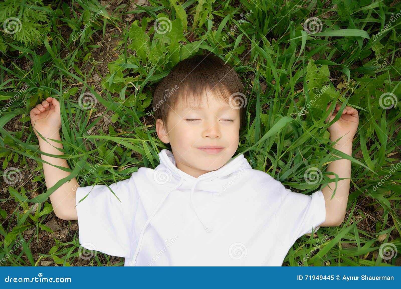 Ragazzo Che Gode Del Riposarsi Sull'erba Immagine Stock - Immagine di ...