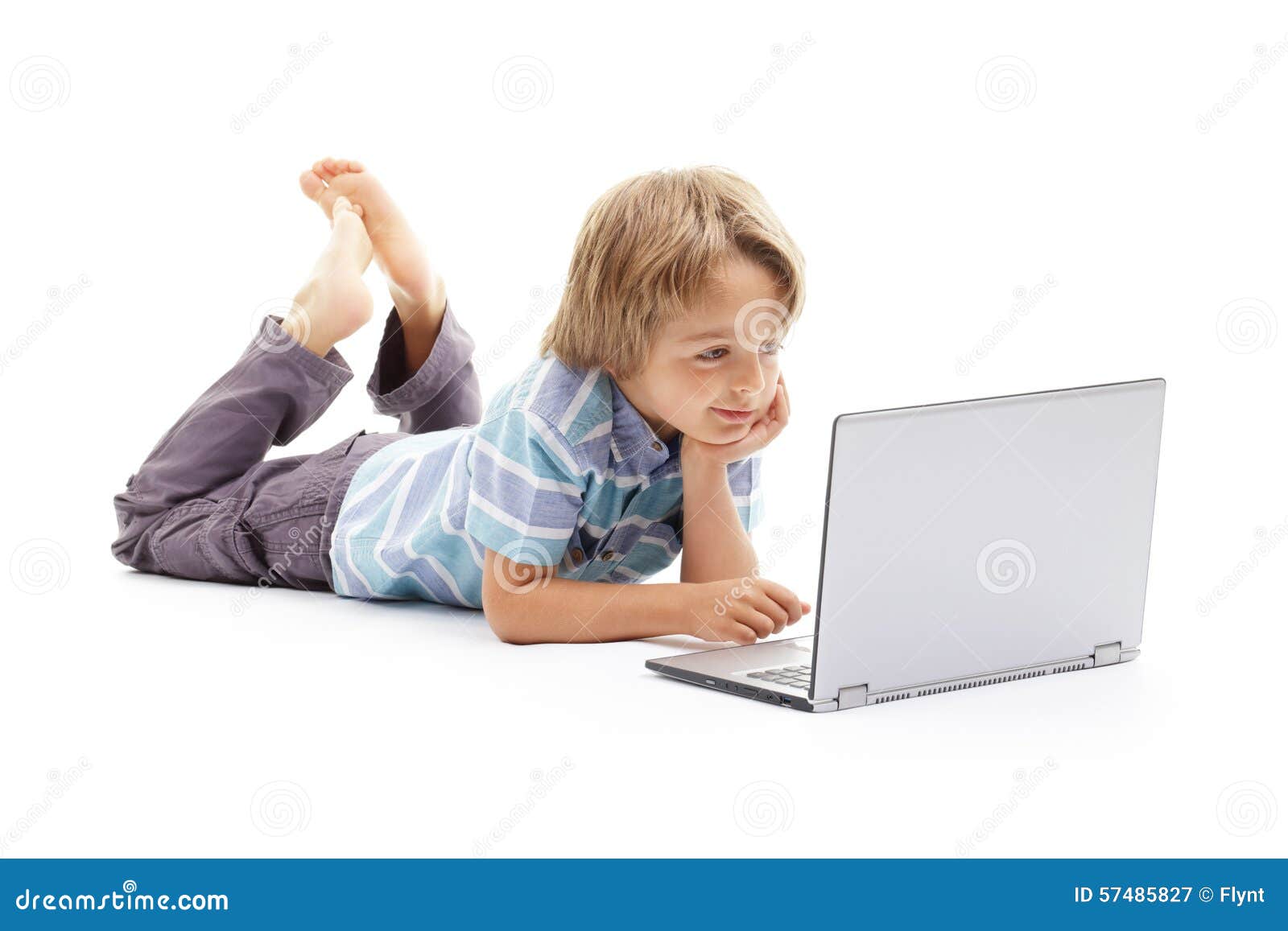 Ragazzo Che Lavora Al Computer Portatile Immagine Stock - Immagine di ...