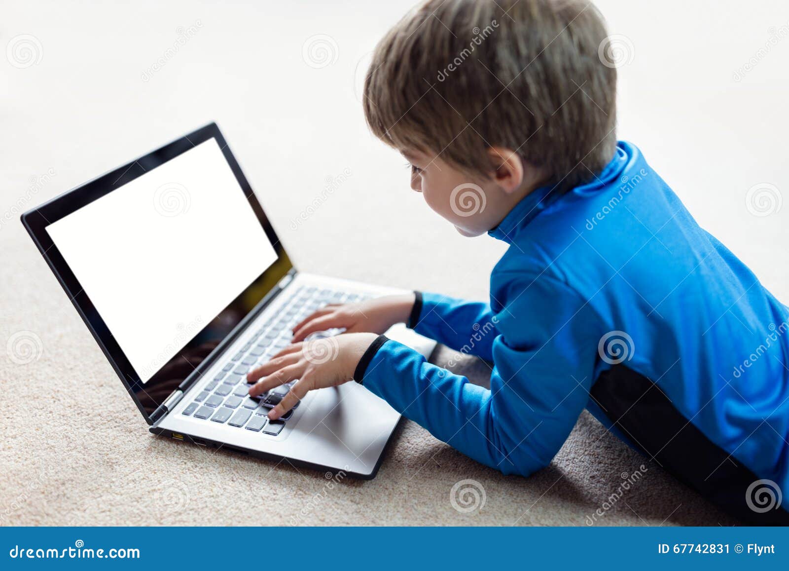 Ragazzo Che Lavora Al Computer Portatile Immagine Stock - Immagine di ...