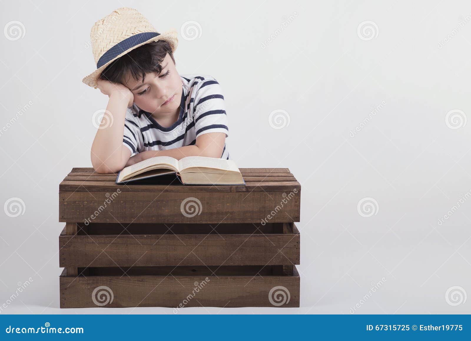 Ragazzo che legge un libro immagine stock. Immagine di sogno - 67315725