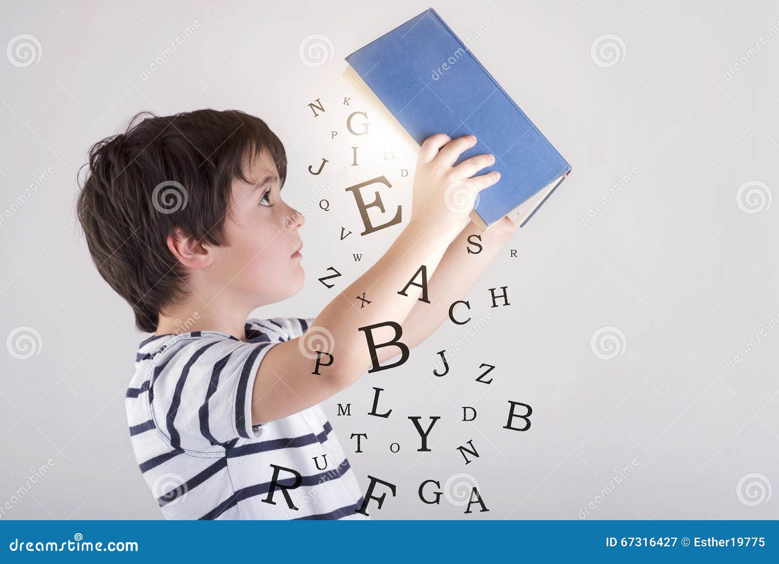 Ragazzo che legge un libro immagine stock. Immagine di creativo - 67316427