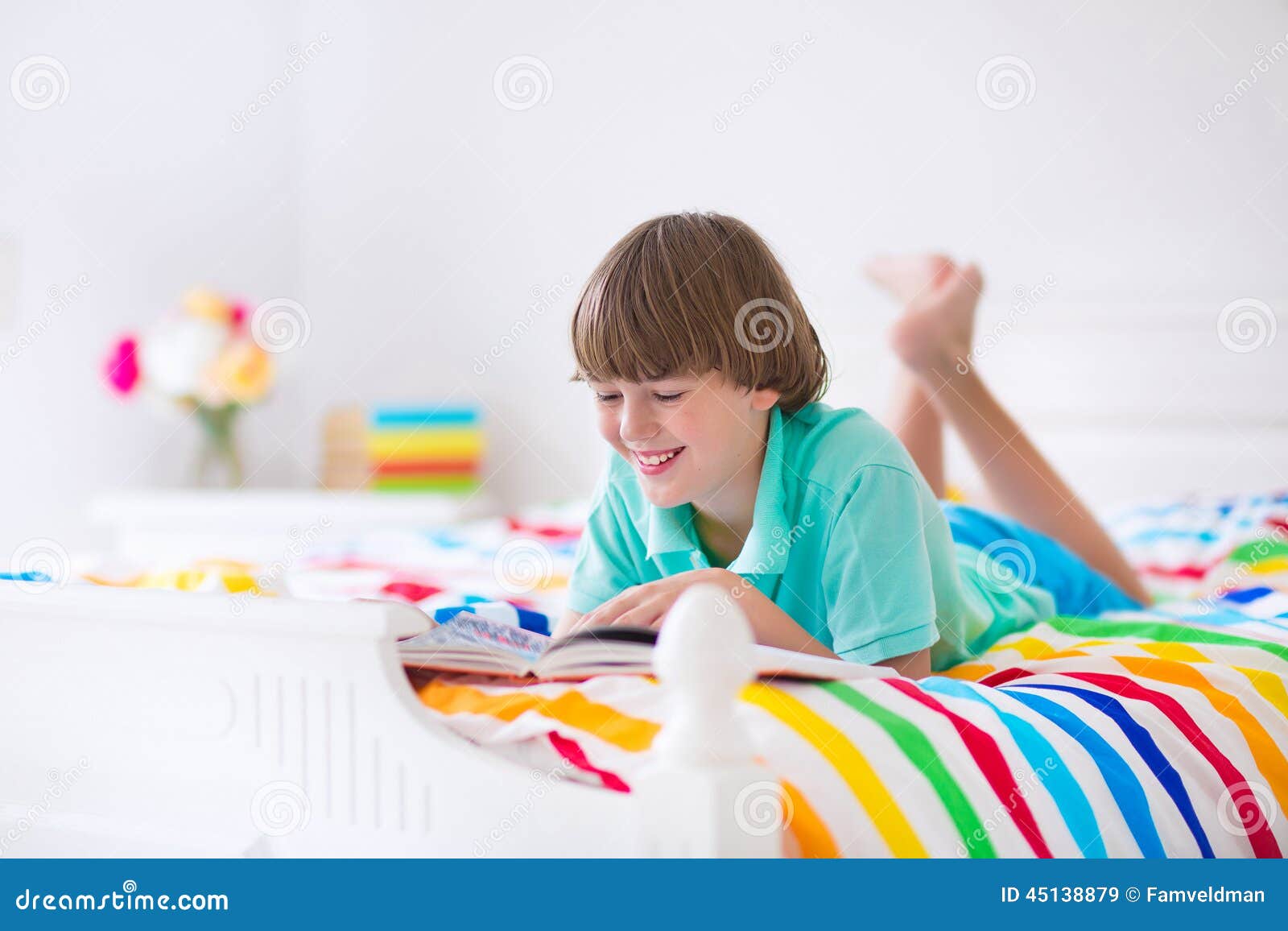 Ragazzo Che Legge Un Libro a Letto Immagine Stock - Immagine di ...