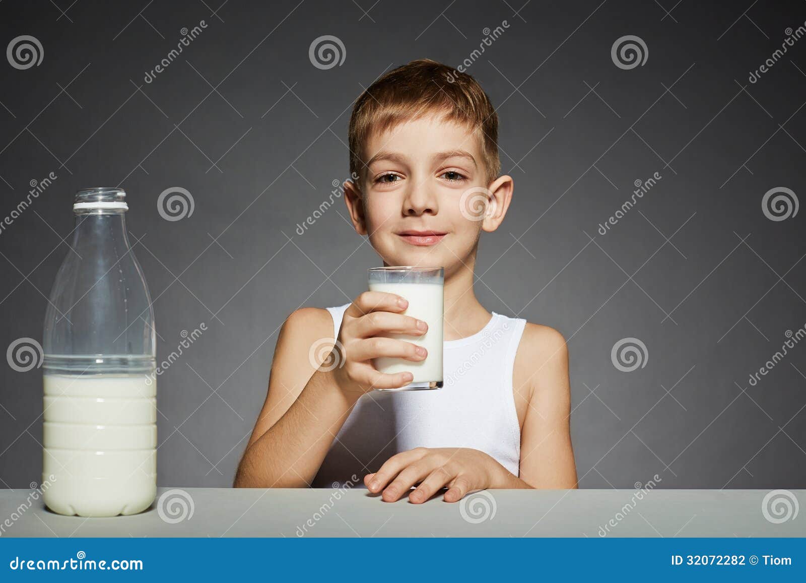 Ragazzo Che Si Siede Con Il Bicchiere Di Latte Fotografia Stock ...