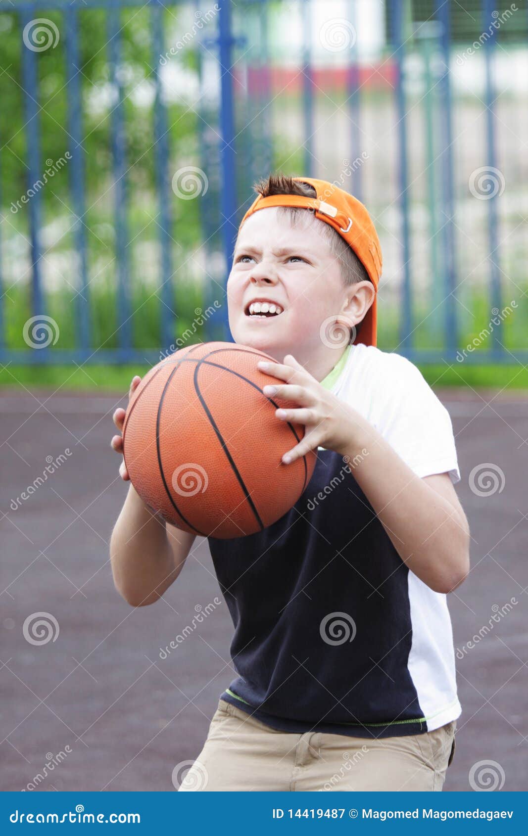 Ragazzo Che Va Gettare Sfera Immagine Stock - Immagine di aperto ...