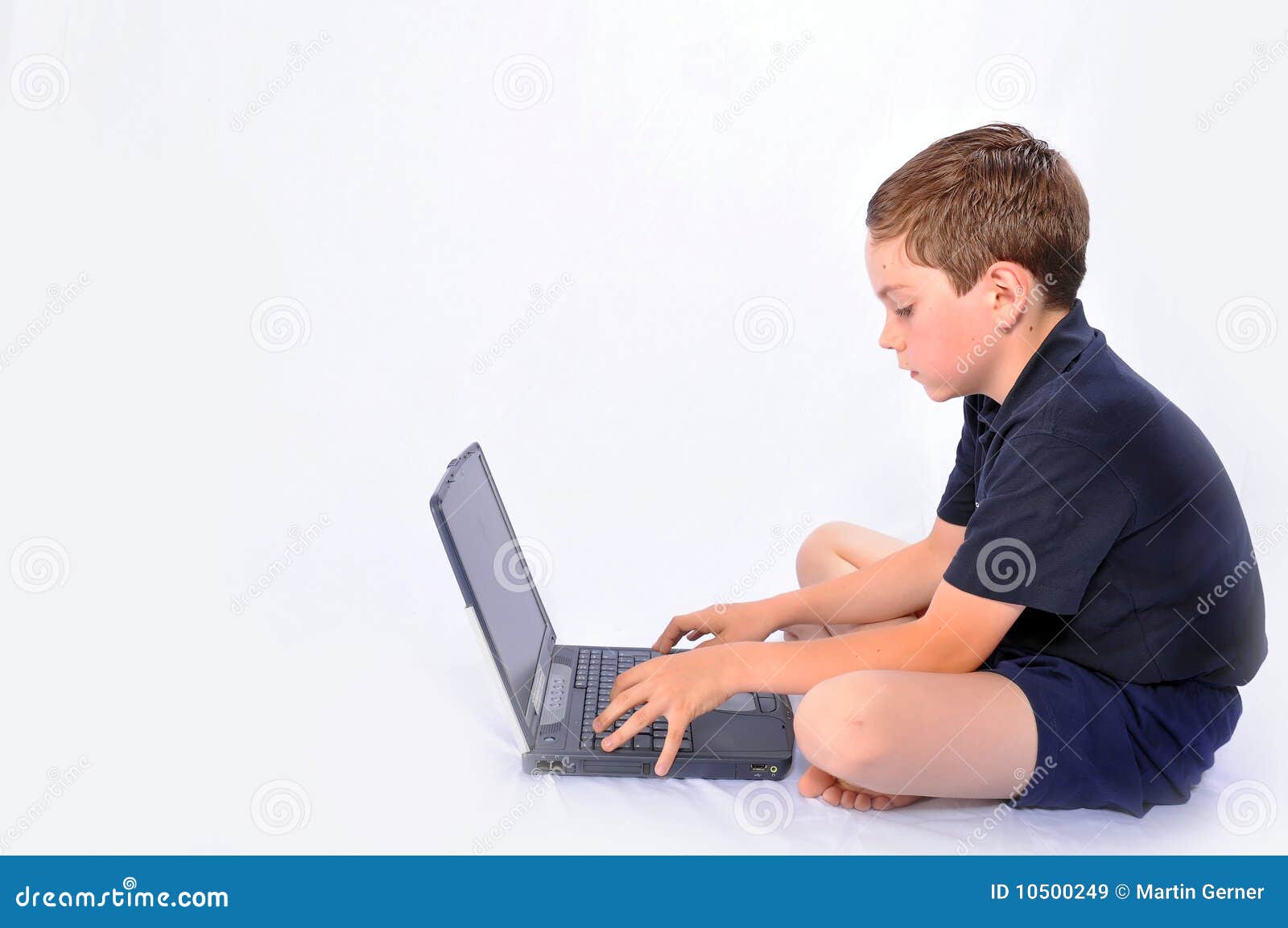Ragazzo Con Il Computer Portatile Immagine Stock - Immagine di bianco ...