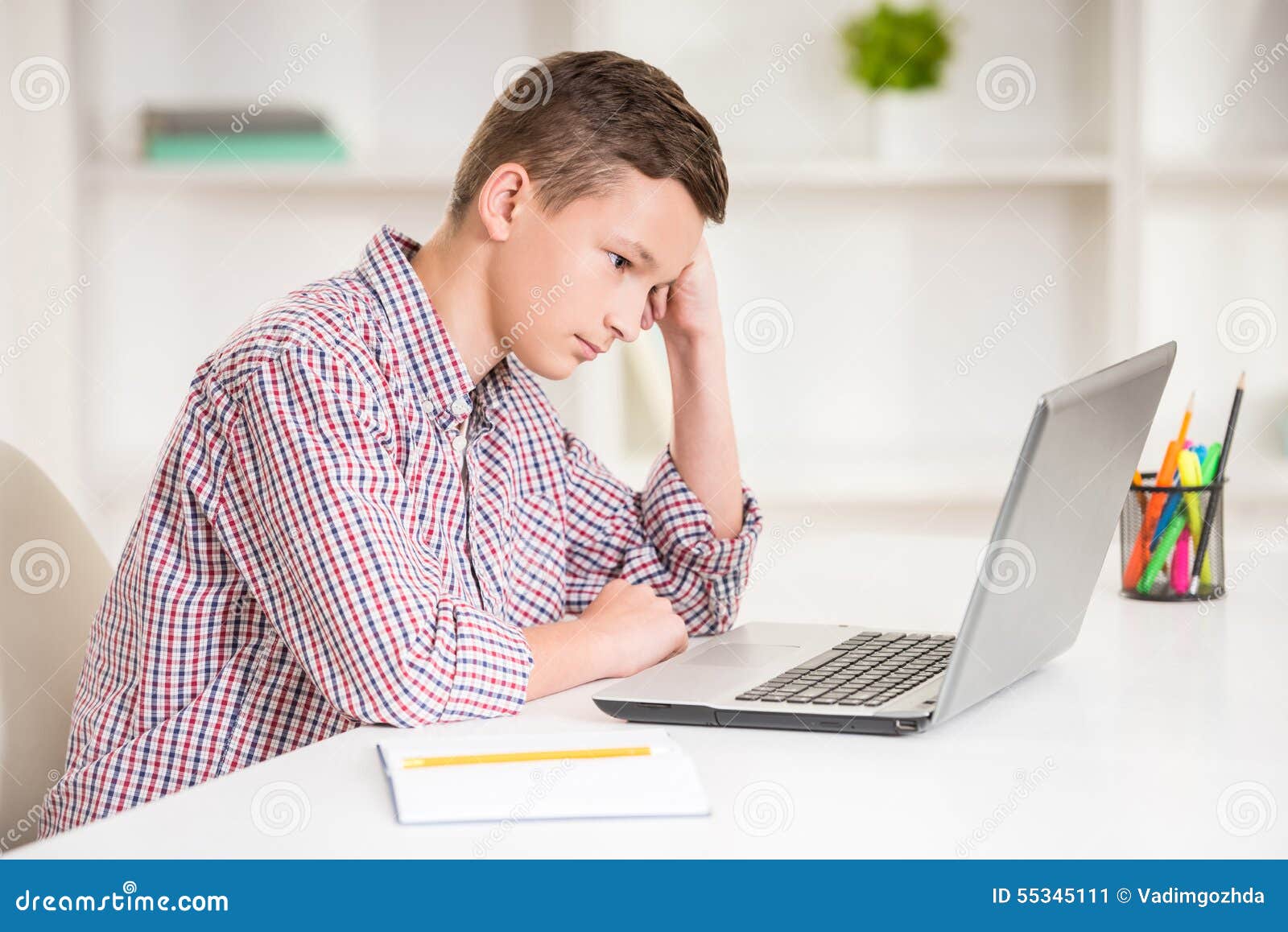 Ragazzo Con Il Computer Portatile Immagine Stock - Immagine di ...