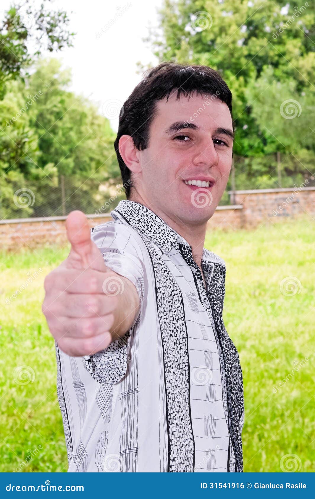 Ragazzo Con Il Pollice in Su Fotografia Stock - Immagine di uomo ...