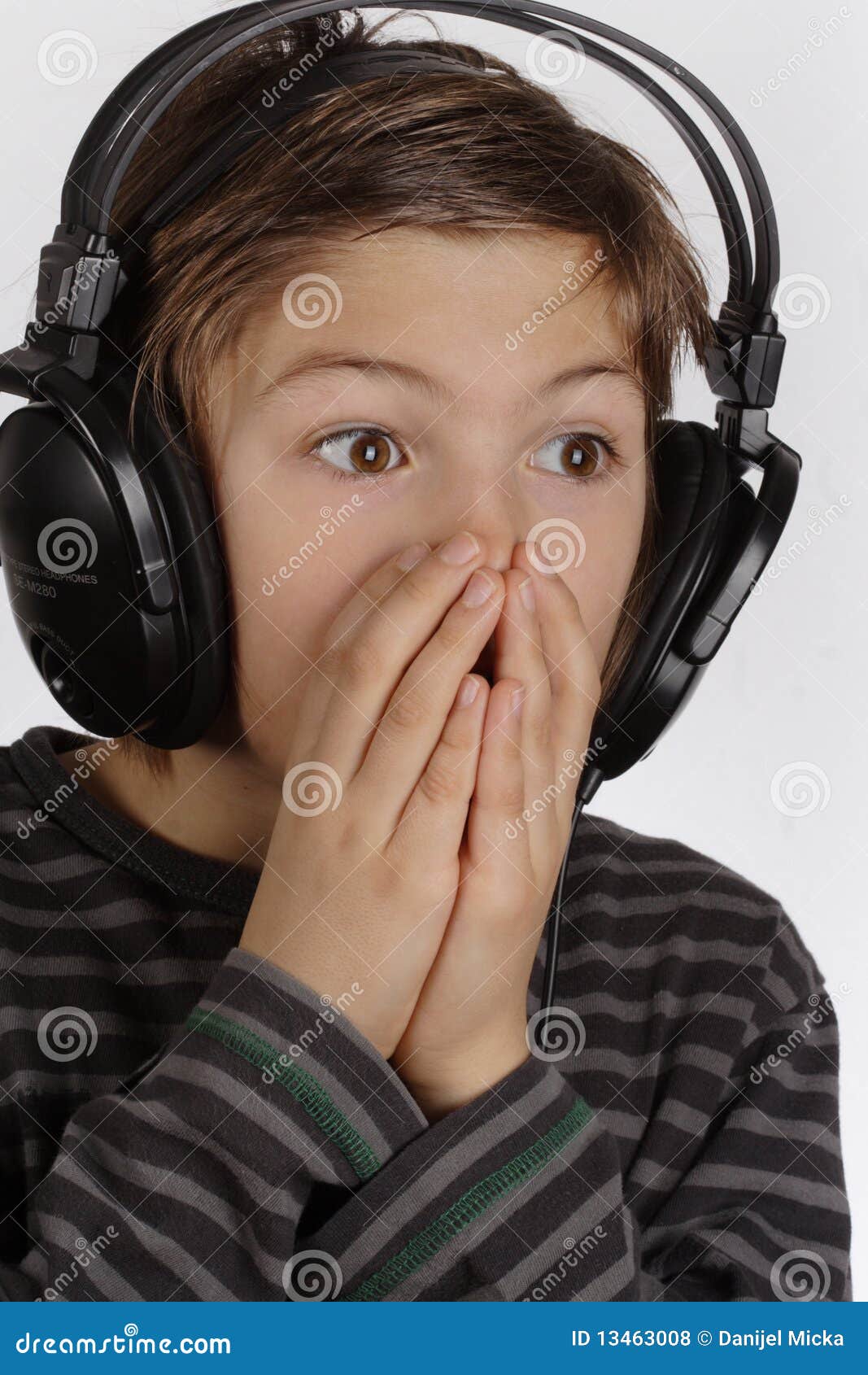 Ragazzo Con La Cuffia Avricolare Fotografia Stock - Immagine di stupito ...