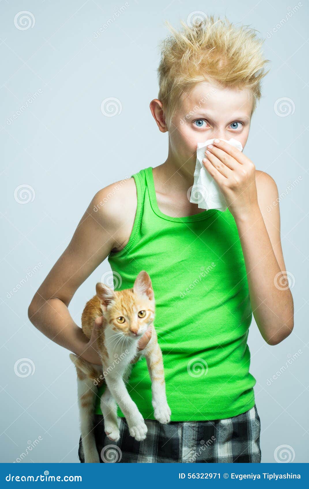 Ragazzo con un gatto rosso immagine stock. Immagine di allergia - 56322971