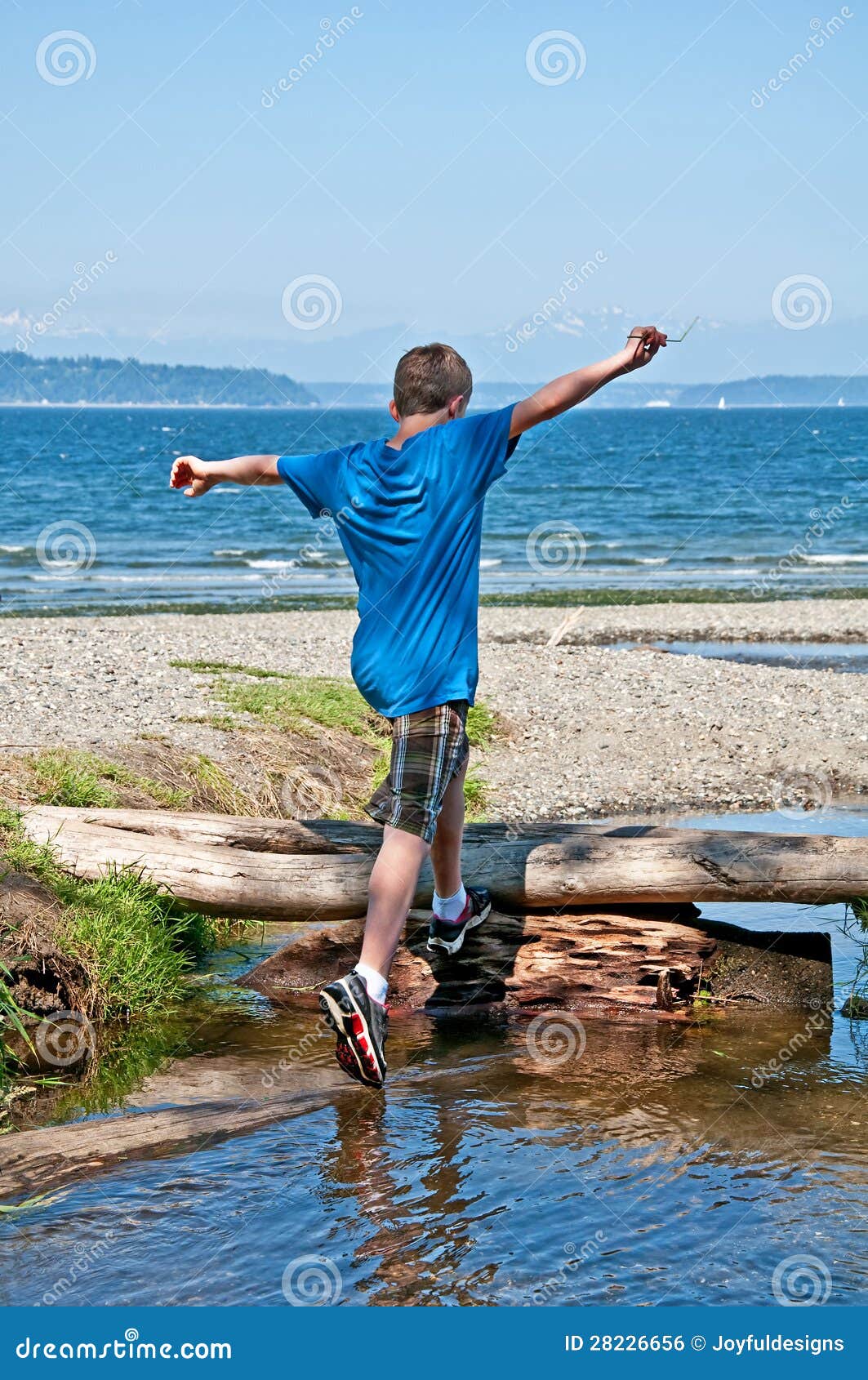 Ragazzo Di 13 Anni Che Gioca Alla Spiaggia Fotografia Stock - Immagine ...
