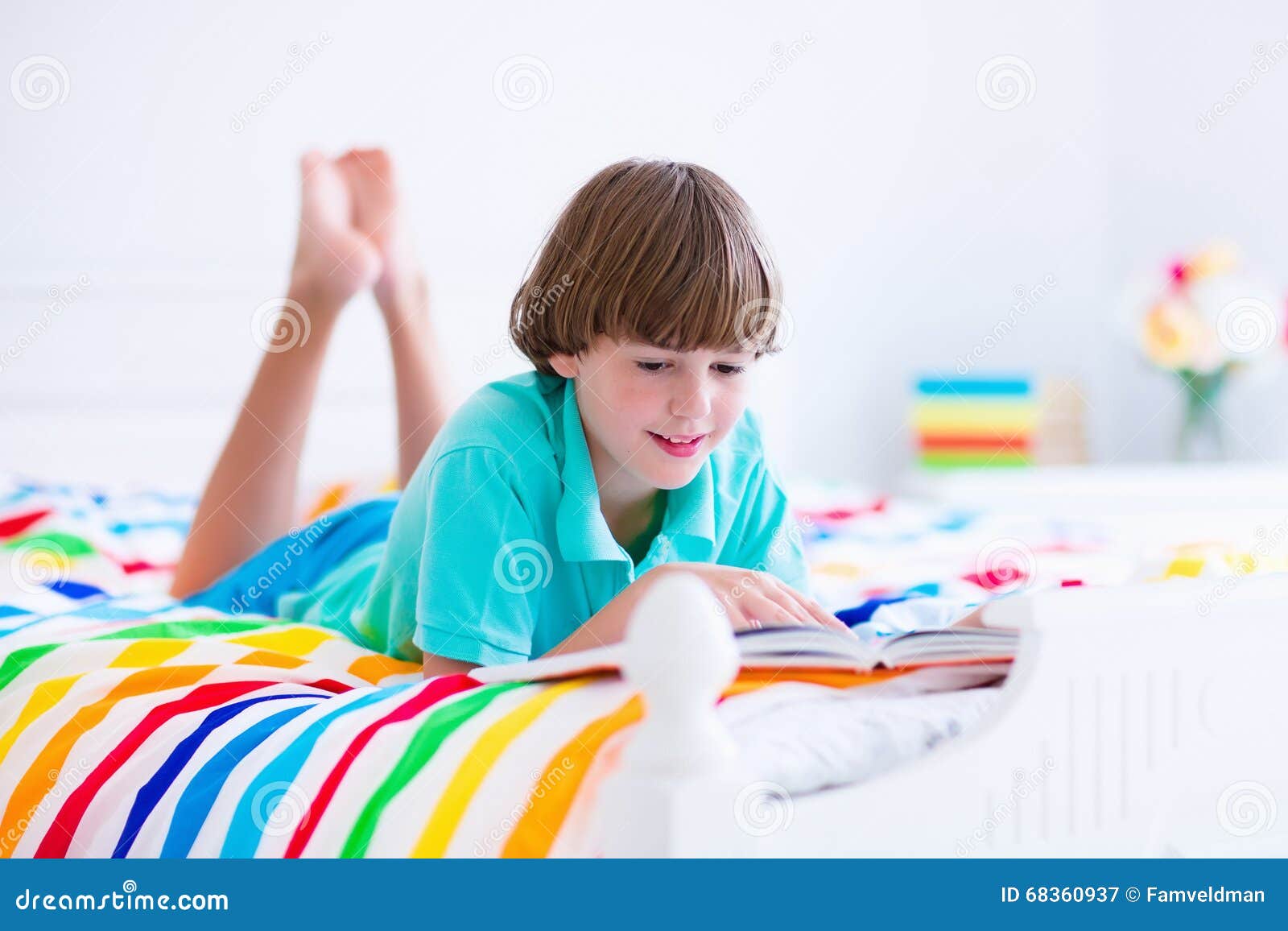 Ragazzo Di Scuola Che Legge Un Libro a Letto Immagine Stock - Immagine ...