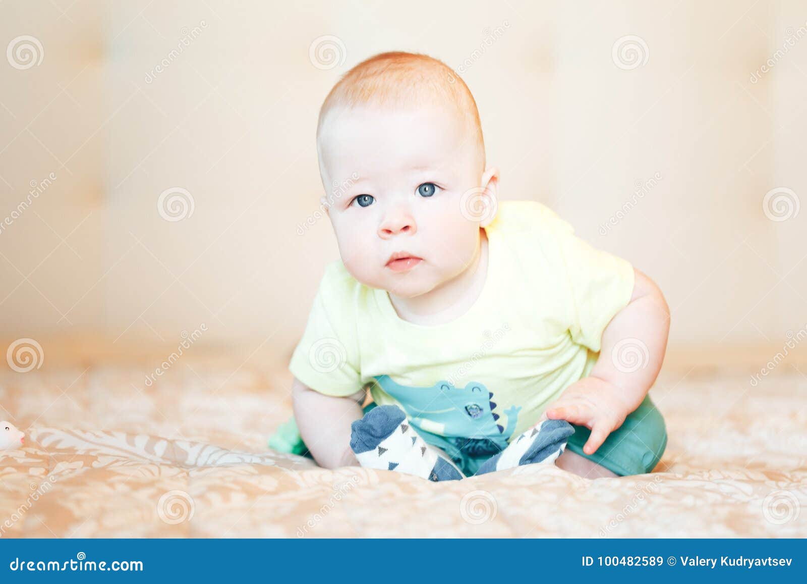 Ragazzo Infantile Del Bambino Del Bambino Sei Mesi Immagine Stock ...