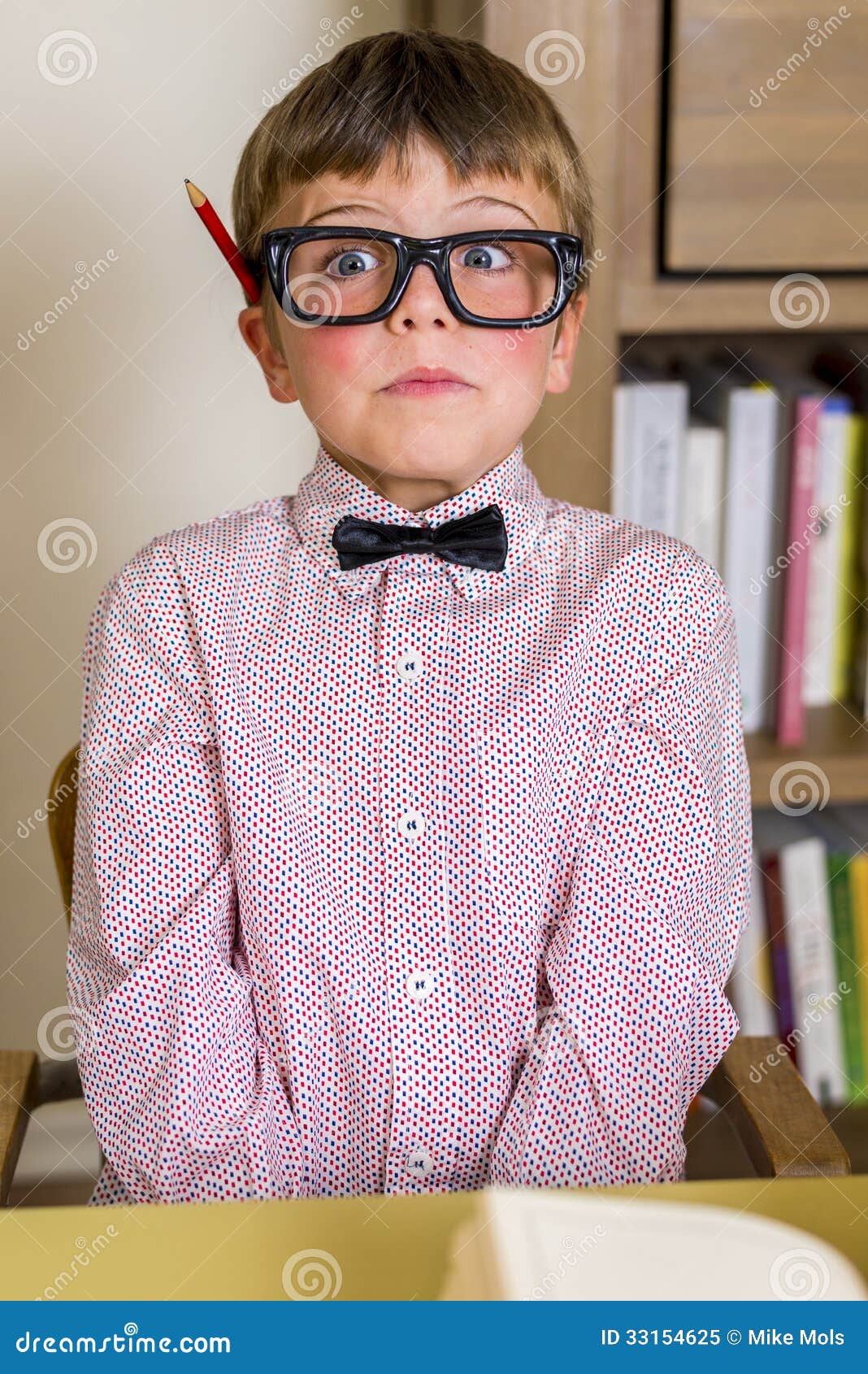 Ragazzo nerd immagine stock. Immagine di maschio, sconosciuto - 33154625