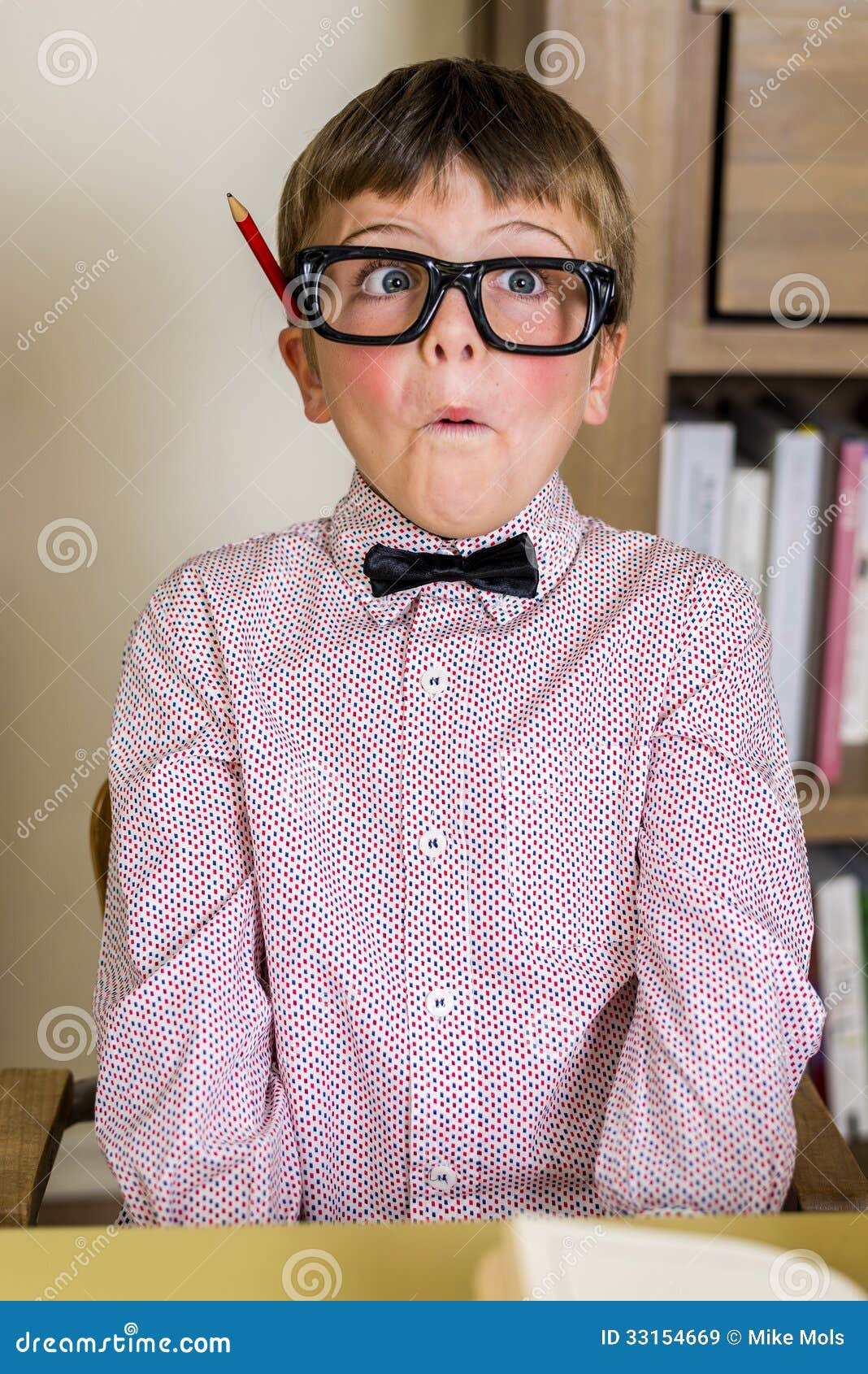 Ragazzo nerd immagine stock. Immagine di disadattato - 33154669