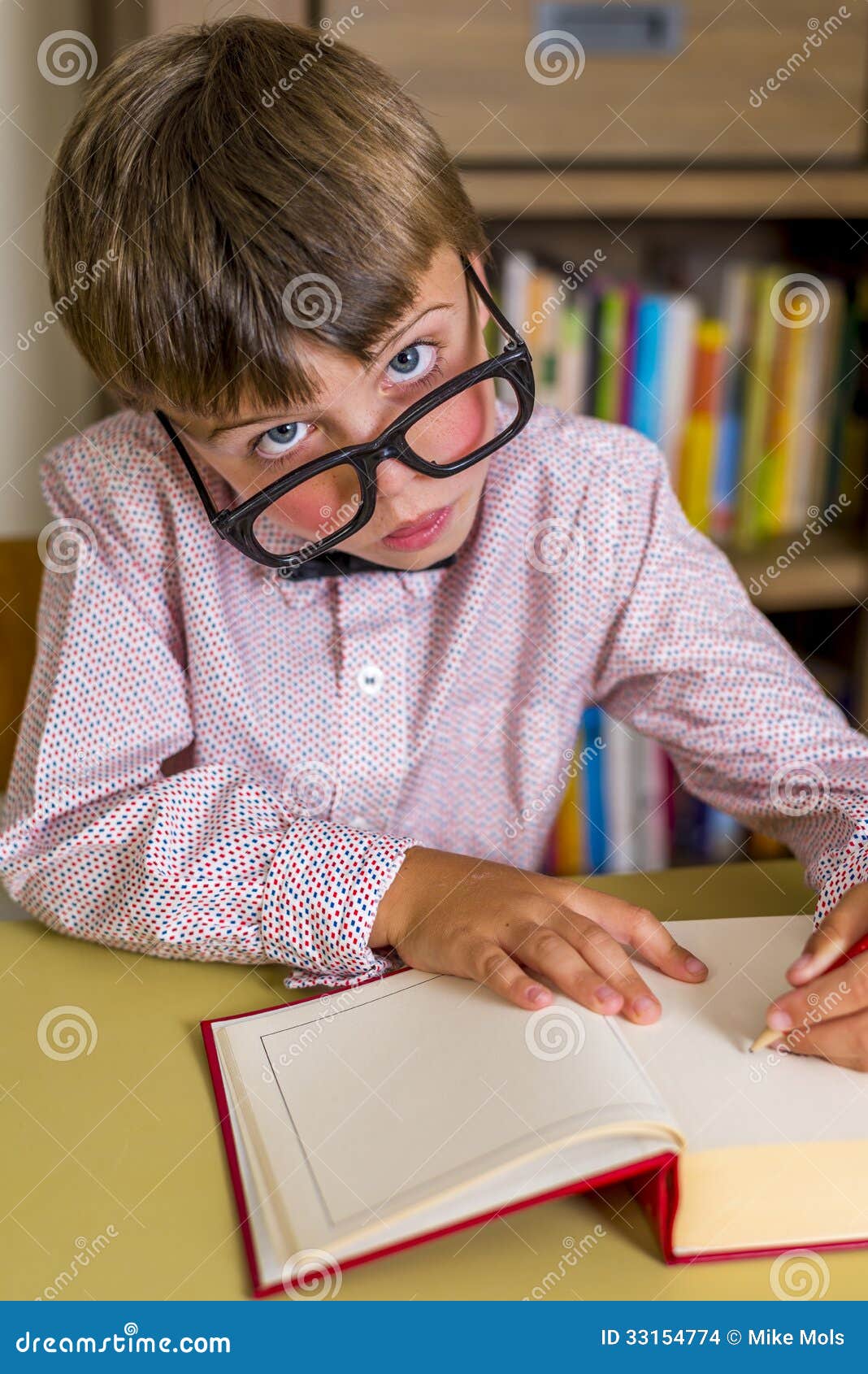 Ragazzo nerd fotografia stock. Immagine di occhiali, vetri - 33154774