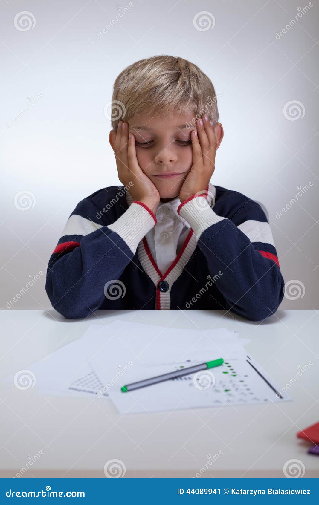 Ragazzo Pigro E Compito Da Fare Immagine Stock - Immagine di siedasi ...