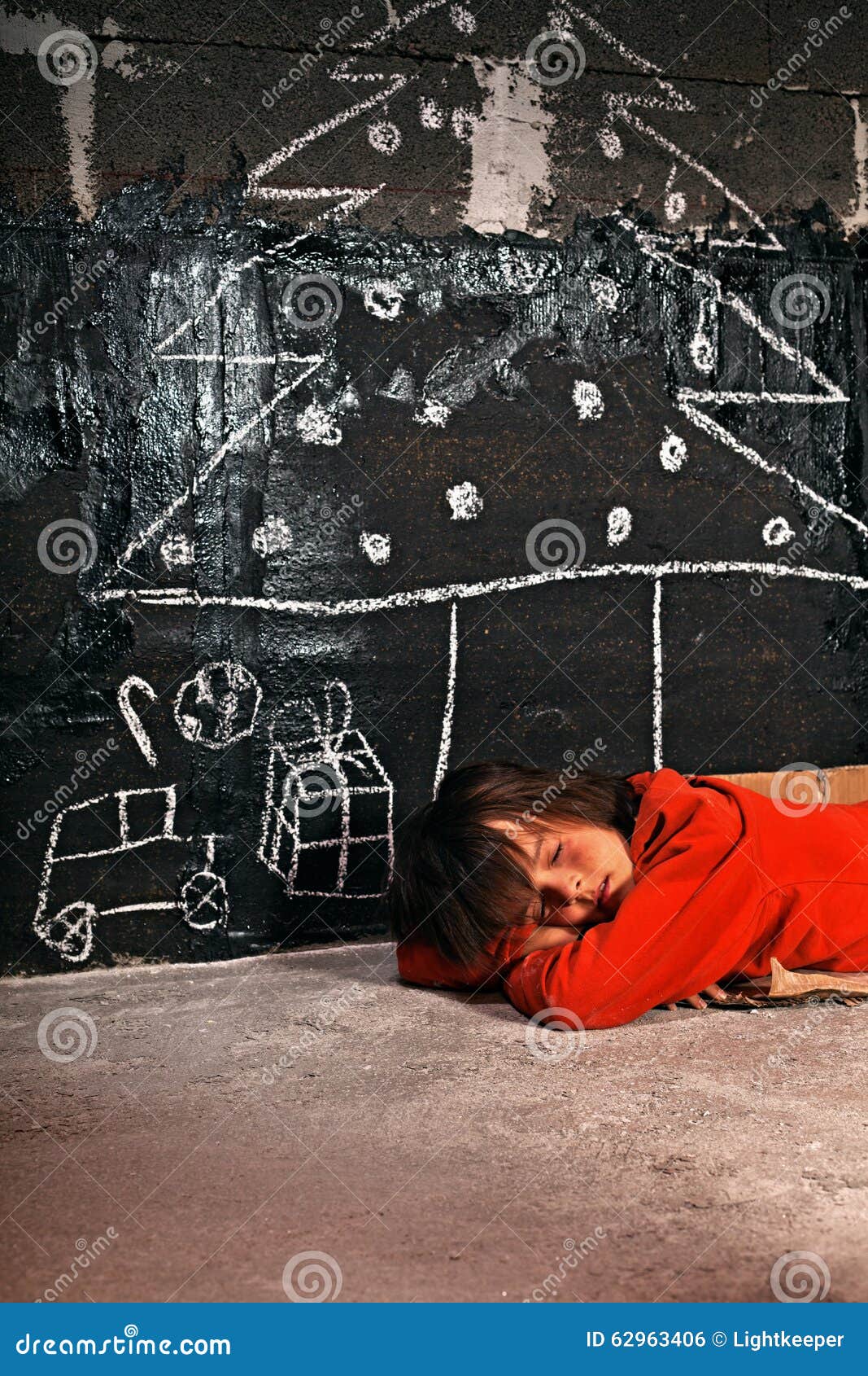 Ragazzo Povero Che Sogna Dei Regali Di Natale Fotografia Stock ...