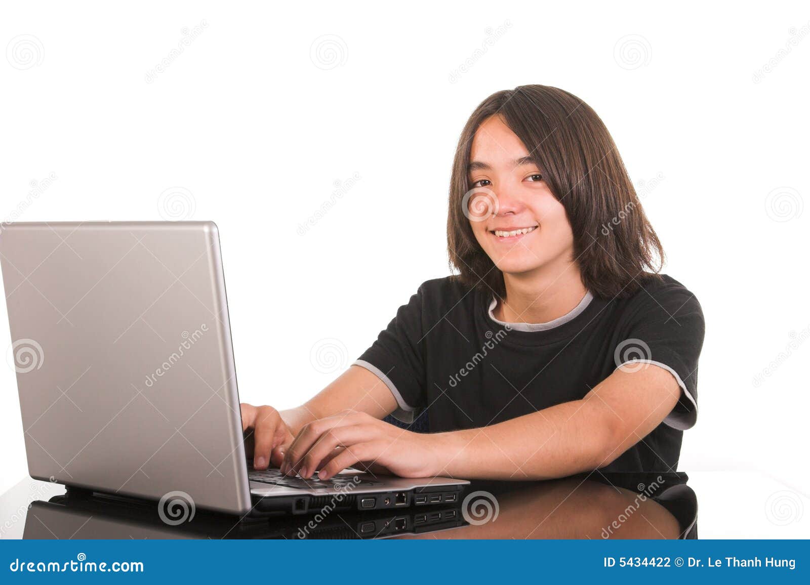 Ragazzo Sorridente Che Per Mezzo Del Computer Portatile Fotografia ...