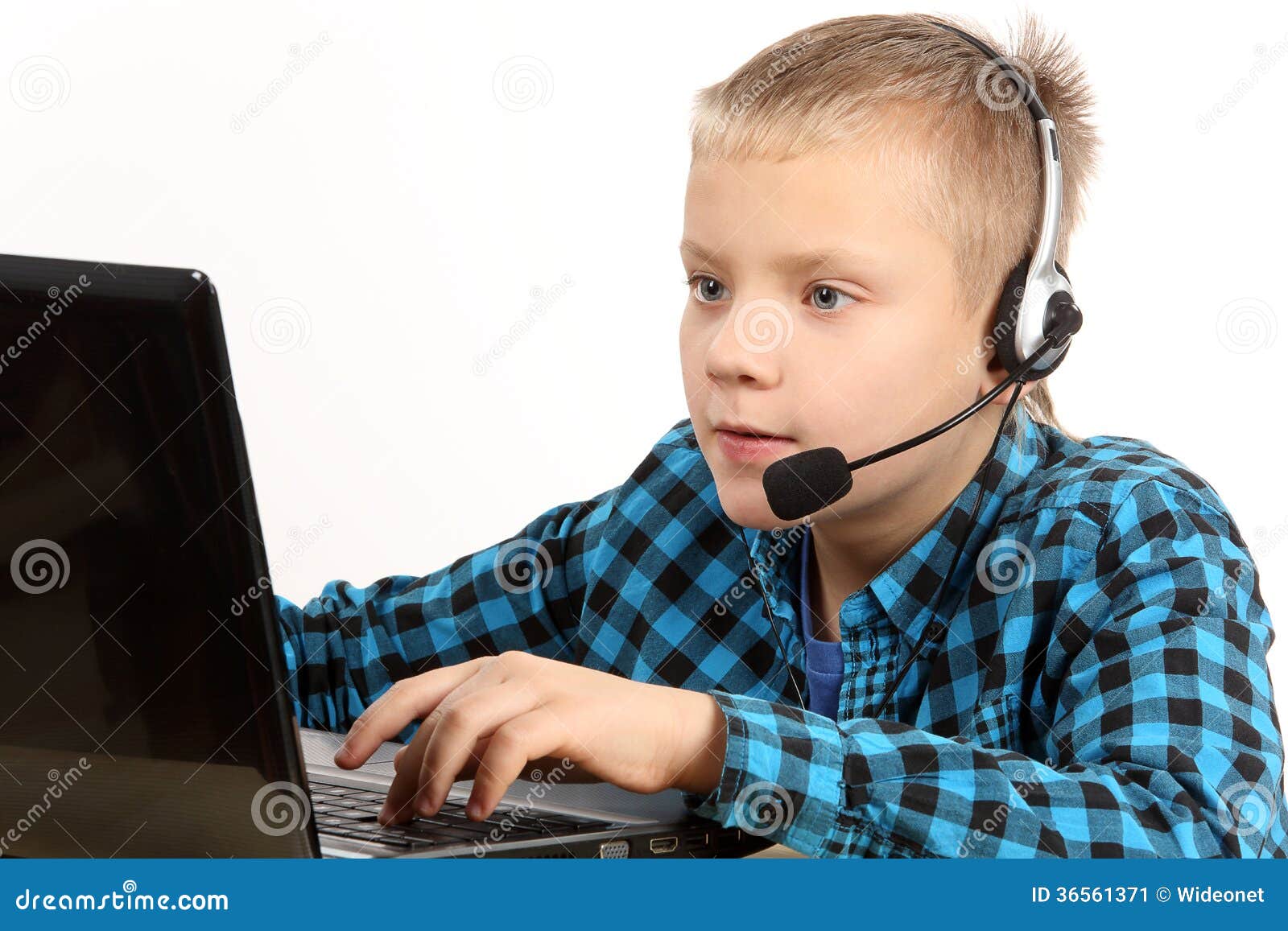 Ragazzo Teenager Bello Con Il Computer Portatile Immagine Stock ...